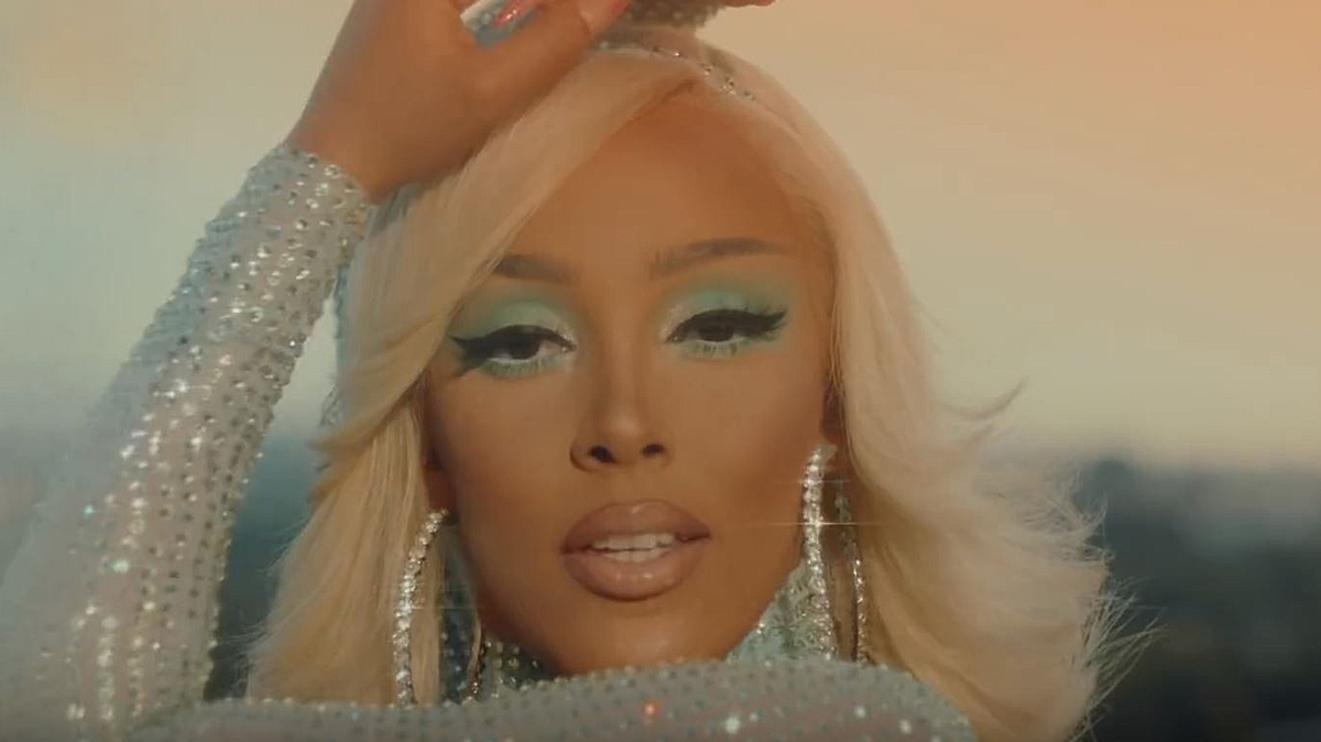 Look to try: Doja Cat’s aqua cat eyes from the "Say So" video