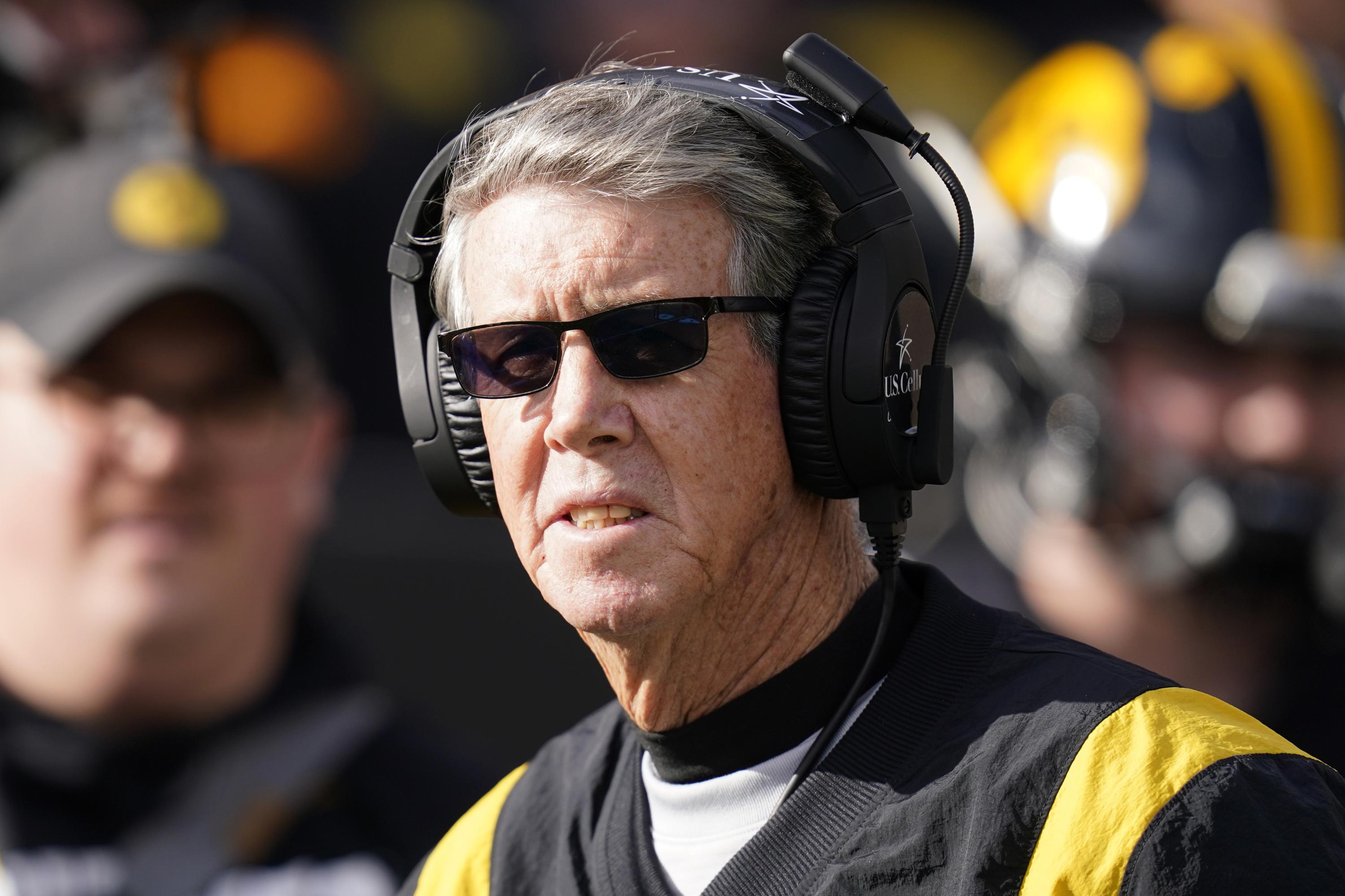 Iowa QB coach Ken O'Keefe moves to off-field role in program | AP News