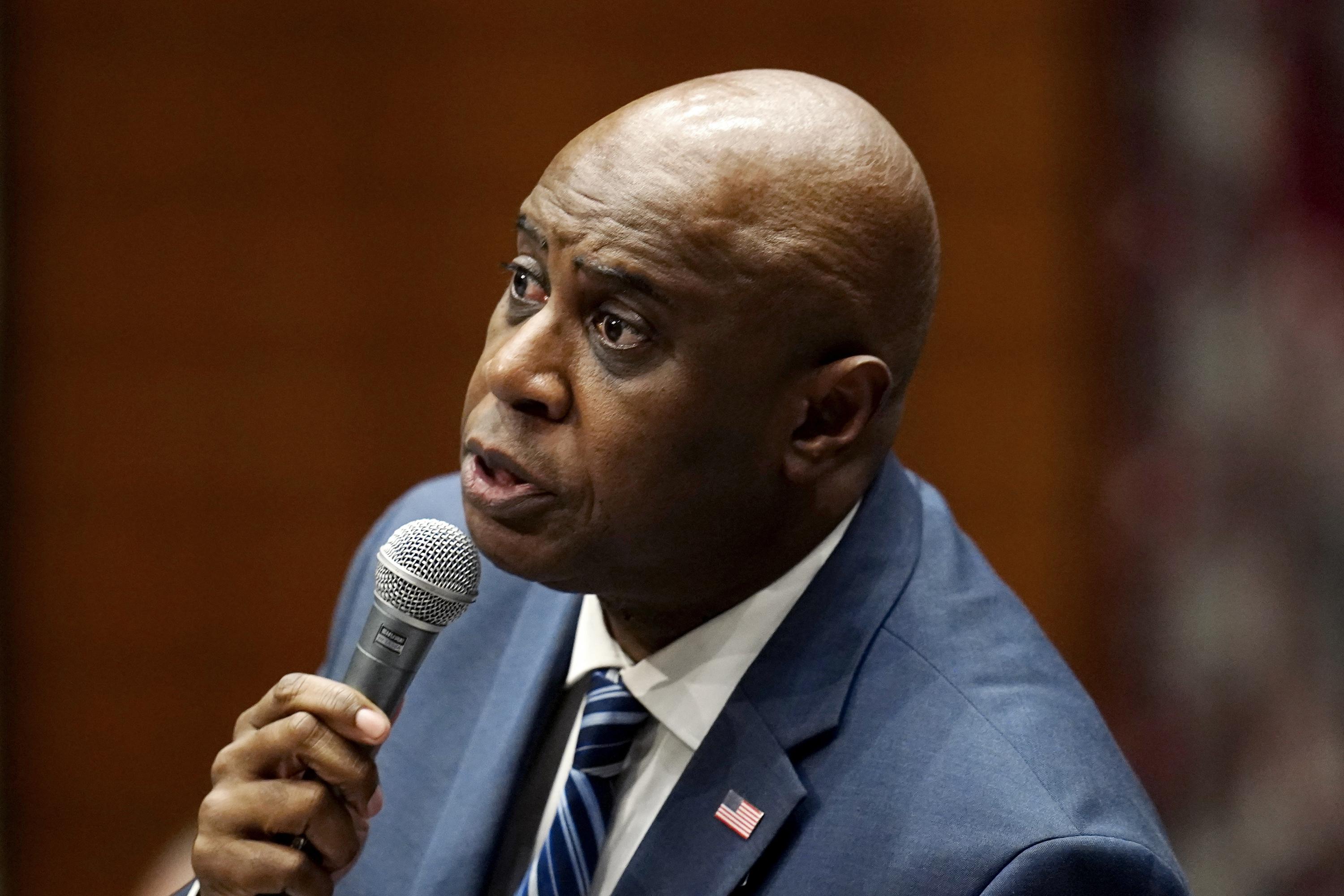 Crowds of Arizona Republicans compete in contested primaries | AP News