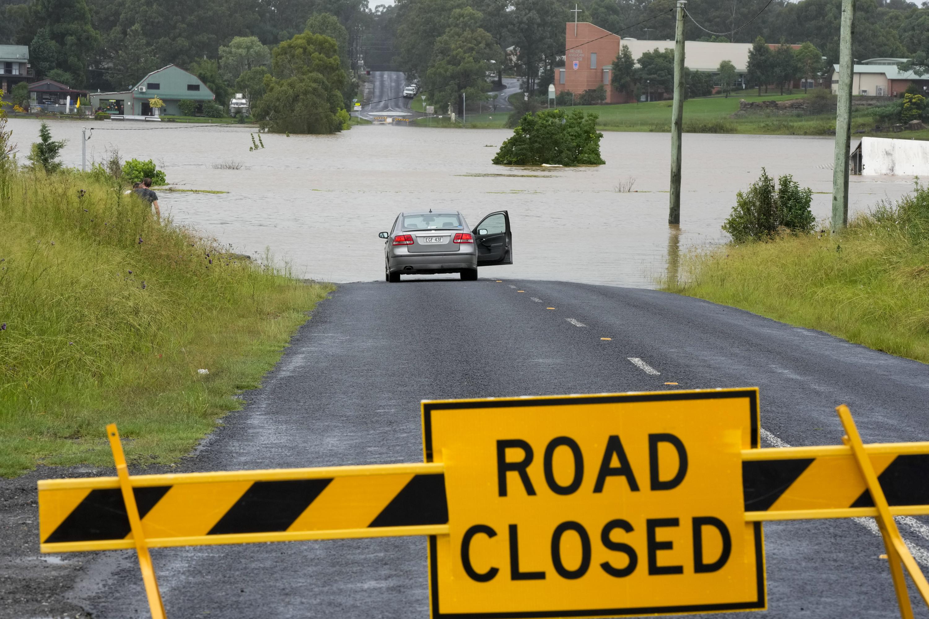 500,000 people on flood alert as rain lashes Sydney | AP News