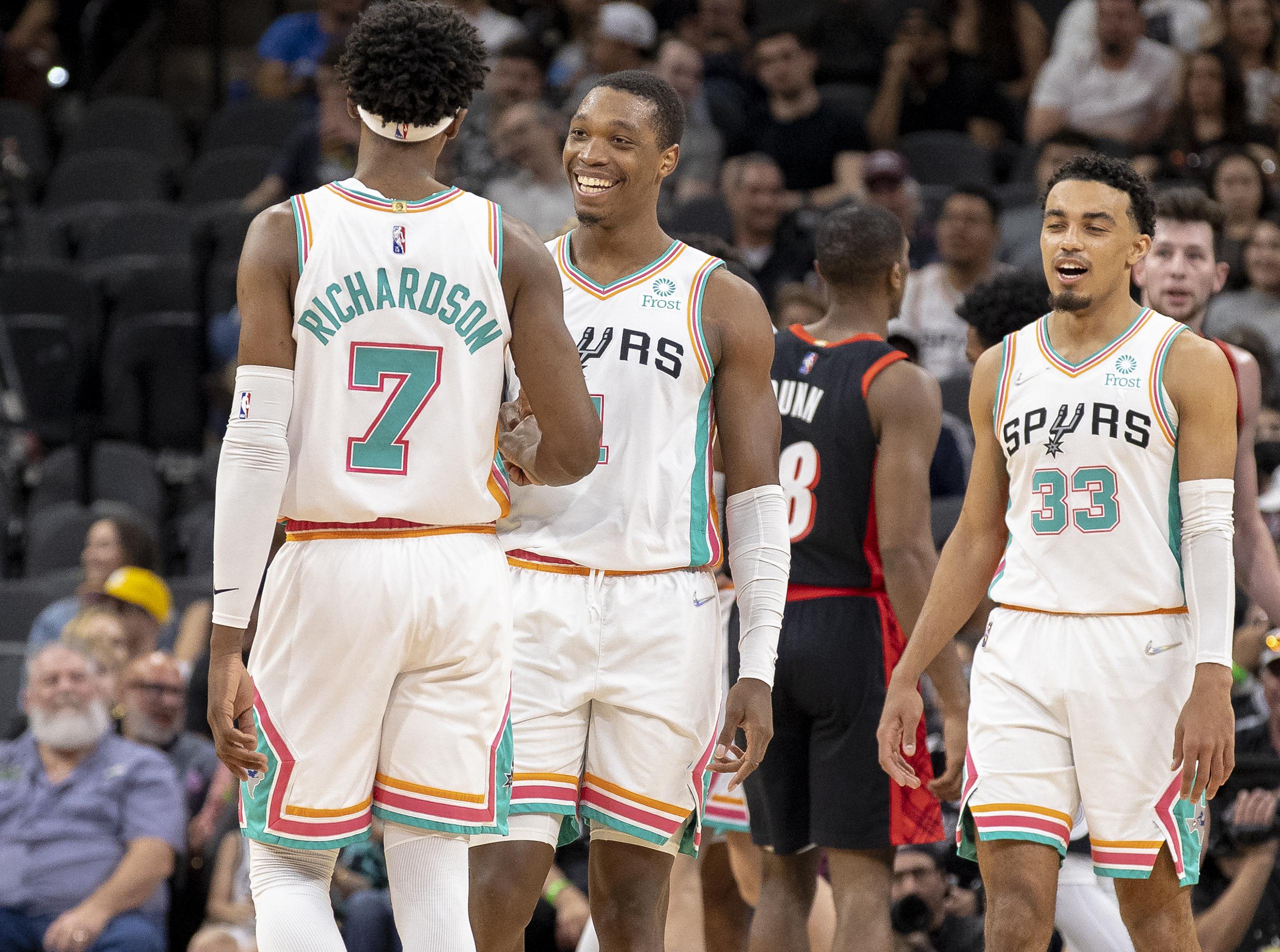 Spurs conservan 10mo sitio del Oeste; vencen a Blazers | AP News