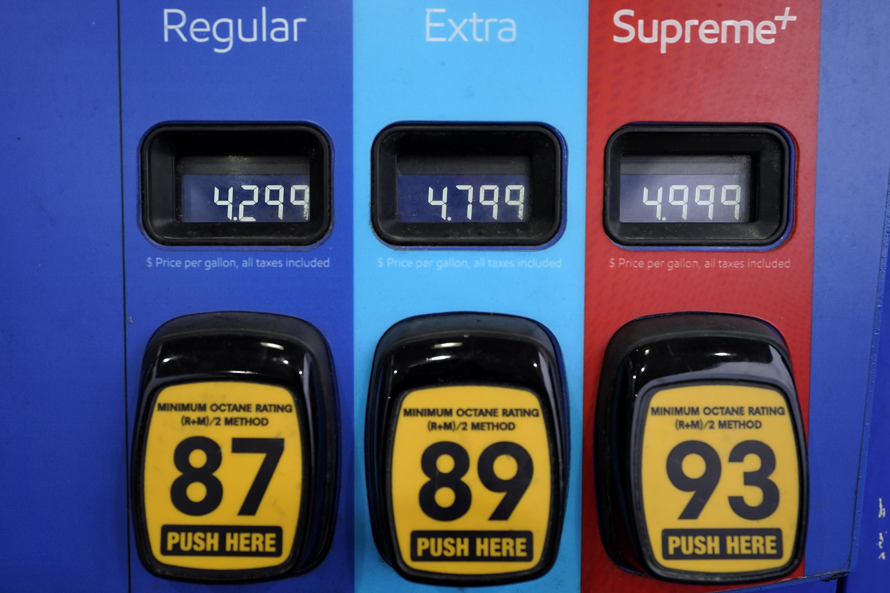 Precio promedio de gasolina fija récord histórico en EEUU | AP News