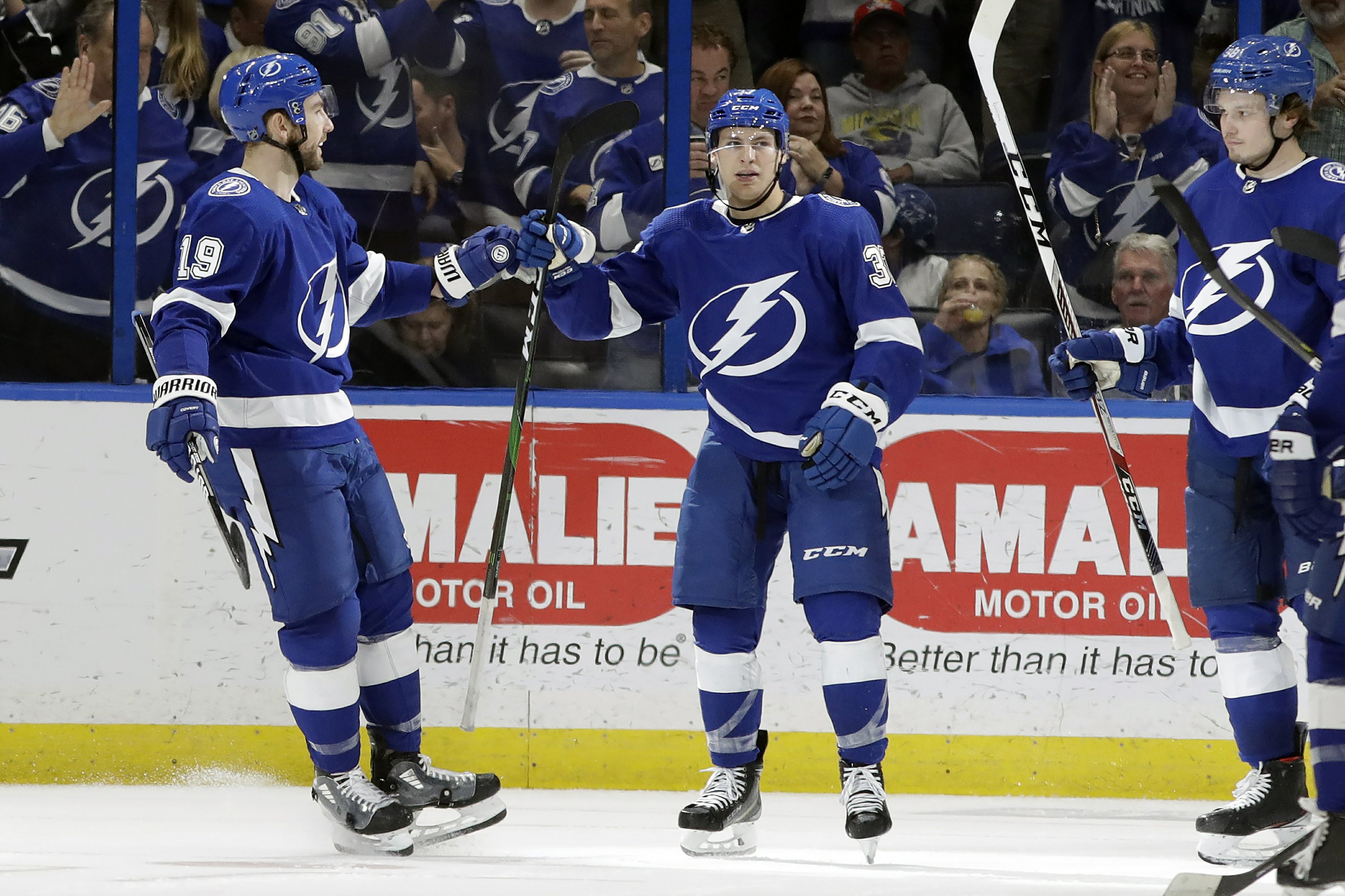 Taveres' two goals lift Maple Leafs to win over Tampa Bay | AP News