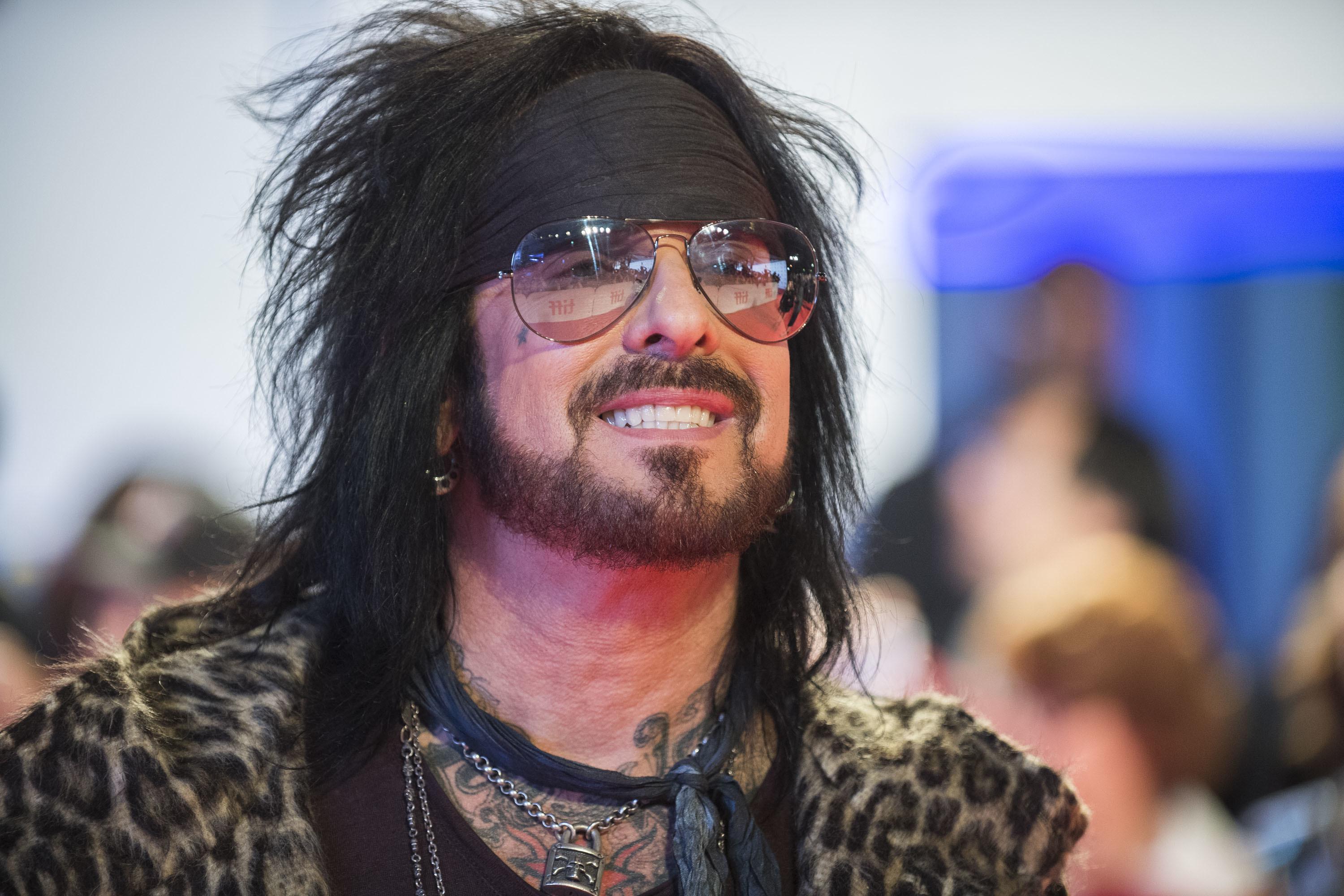 Nikki Sixx repasa sus años formativos en nuevo libro | AP News