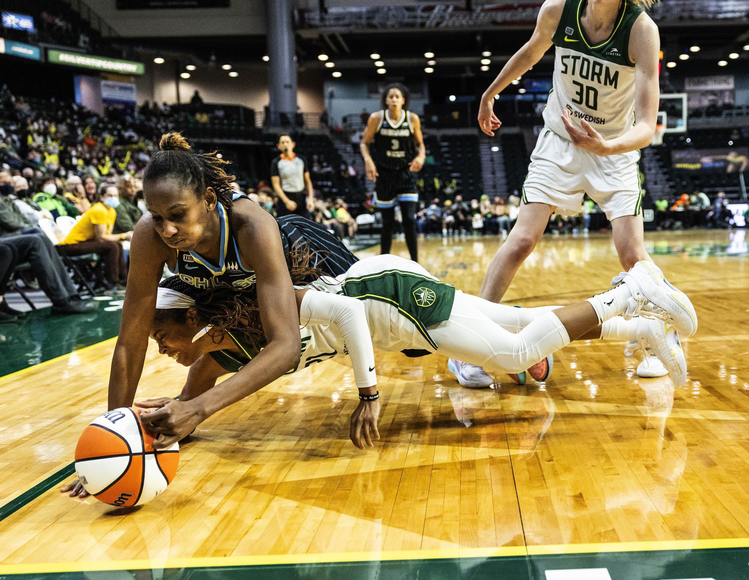 Copper scores 26 points, Sky rally to beat Storm 73-69 | AP News