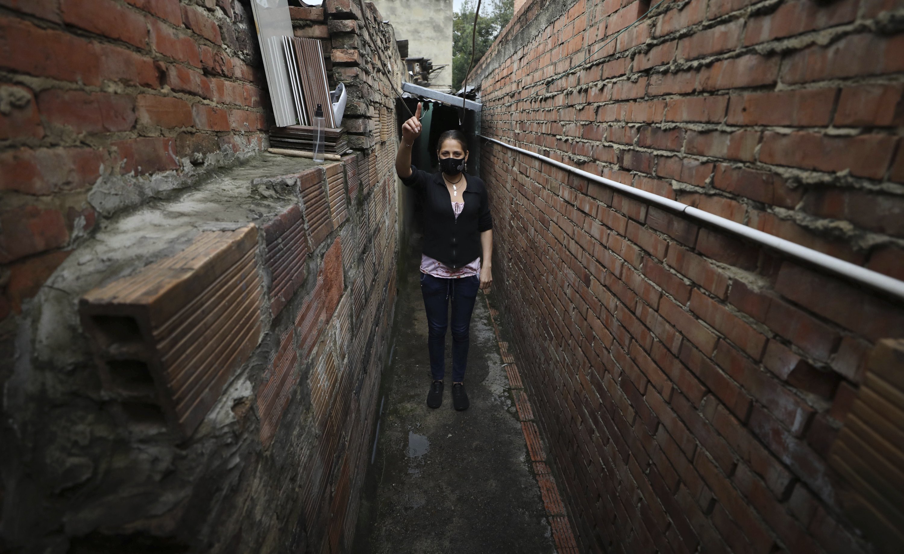 Pandemic draws more Latin American poor into banking system | AP News