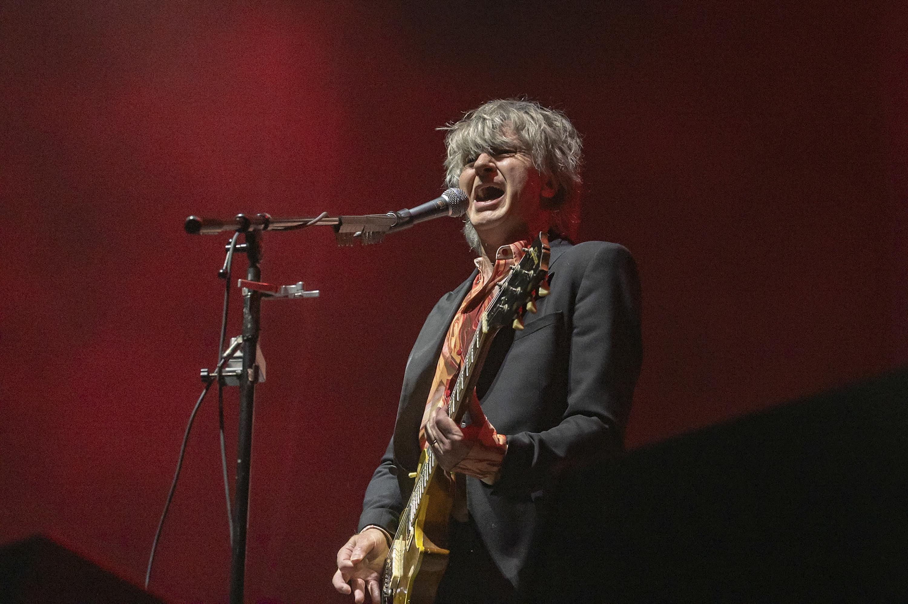 Finn's Mac experience leads to reconstituted Crowded House | AP News