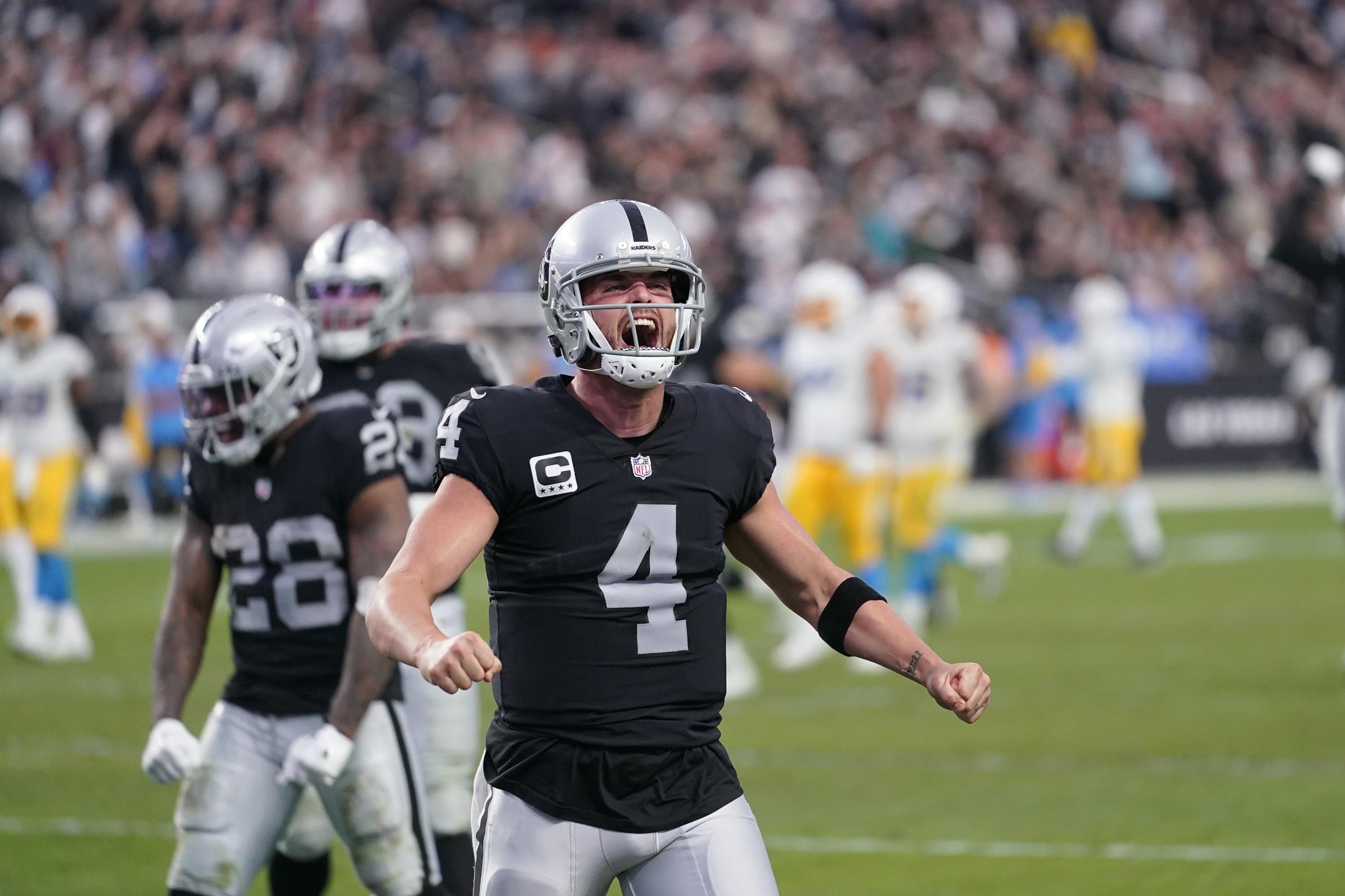 Carr conecta 2 veces con Adams y Raiders vencen a Chargers | AP News