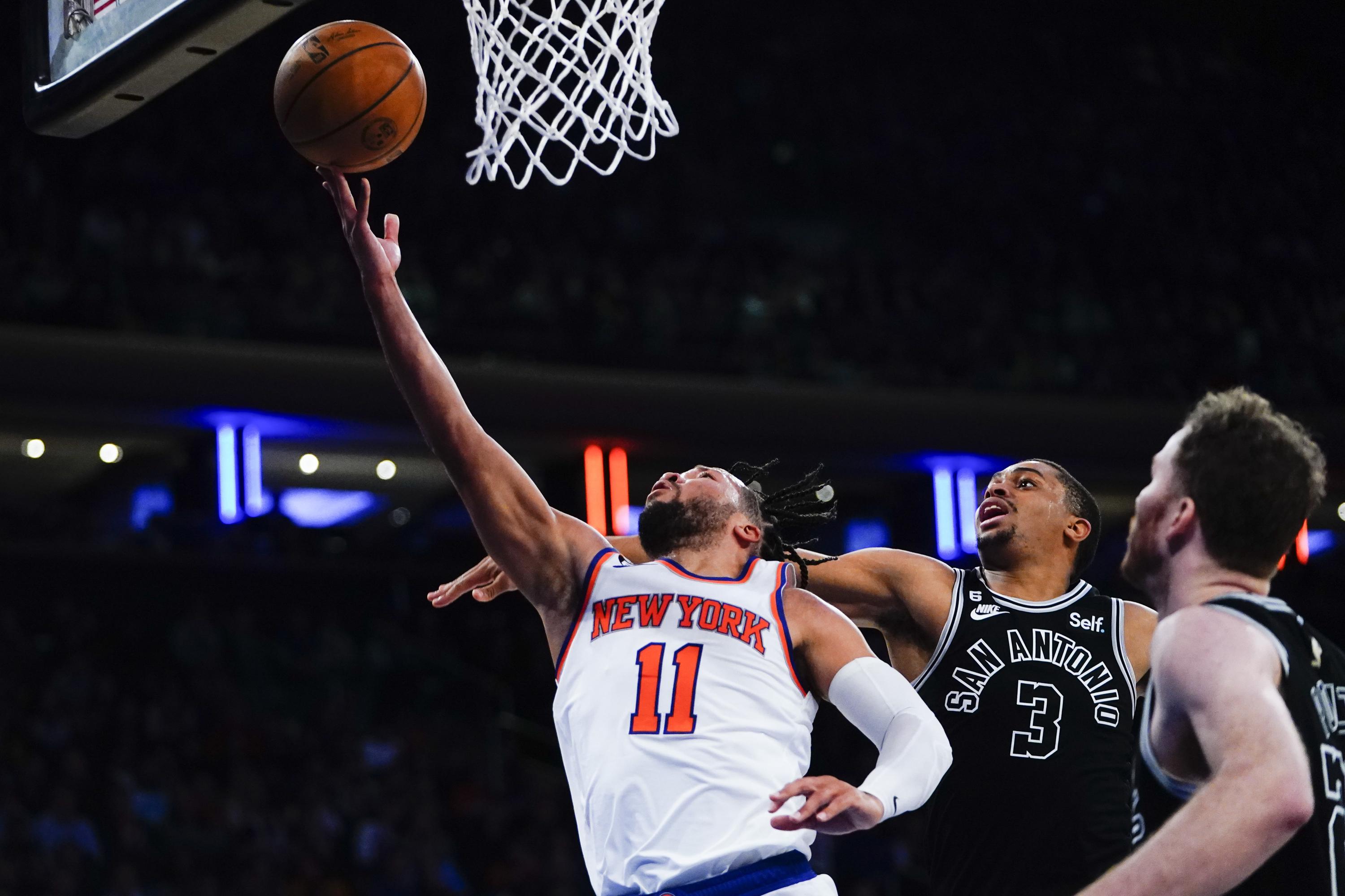 Con 38 puntos de Brunson, Knicks superan a los Spurs | AP News