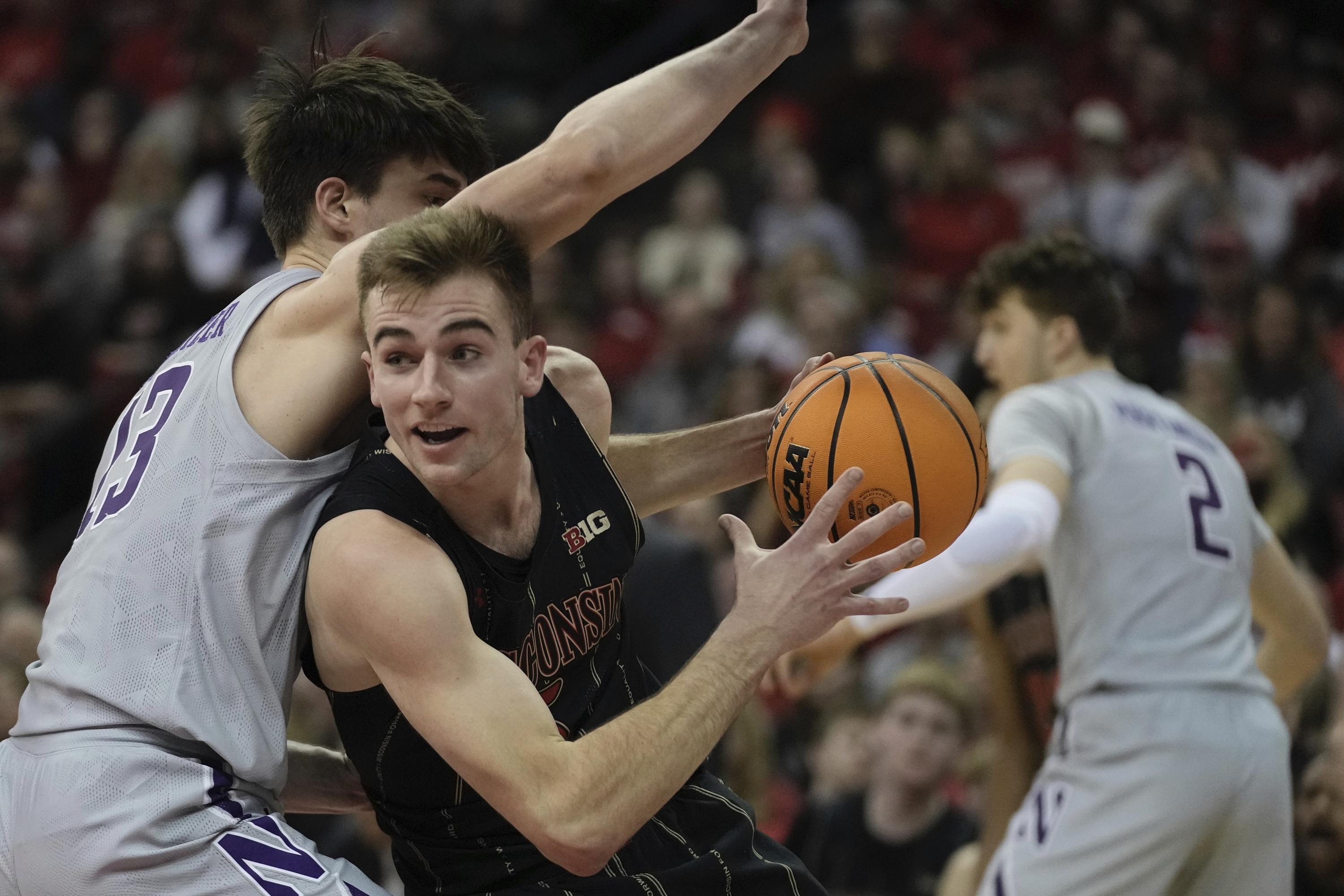 Northwestern sweeps Wisconsin for first time since '95-96 | AP News