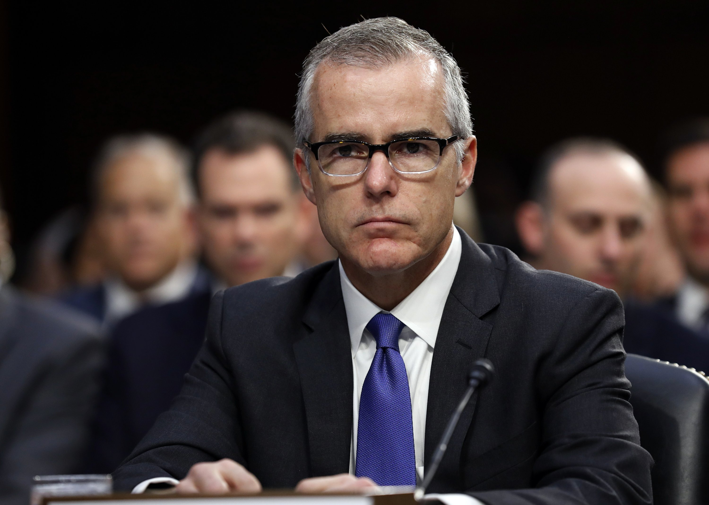 McCabe demanda al FBI y al Departamento de Justicia | AP News