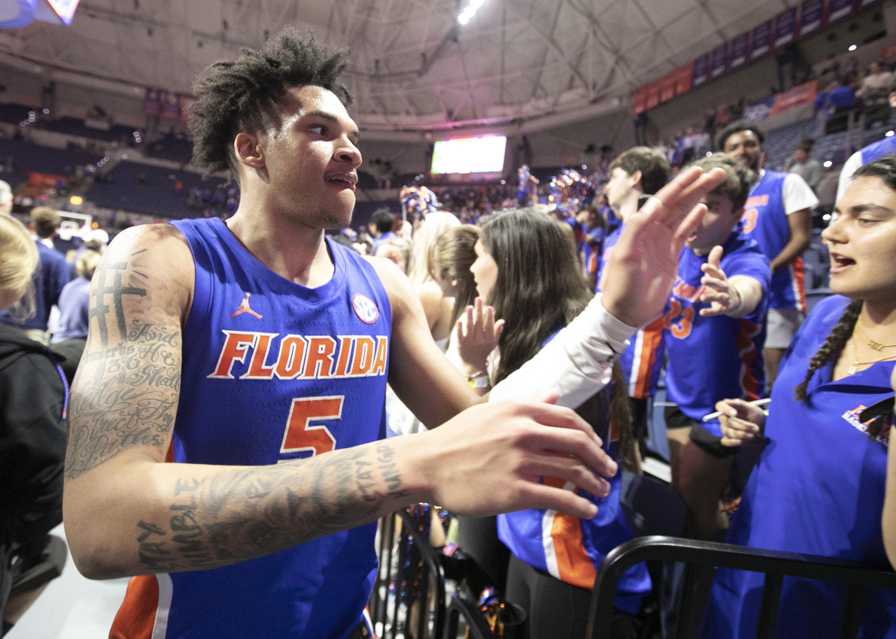 Florida upends No. 2 Tennessee 67-54 behind Colin Castleton | AP News