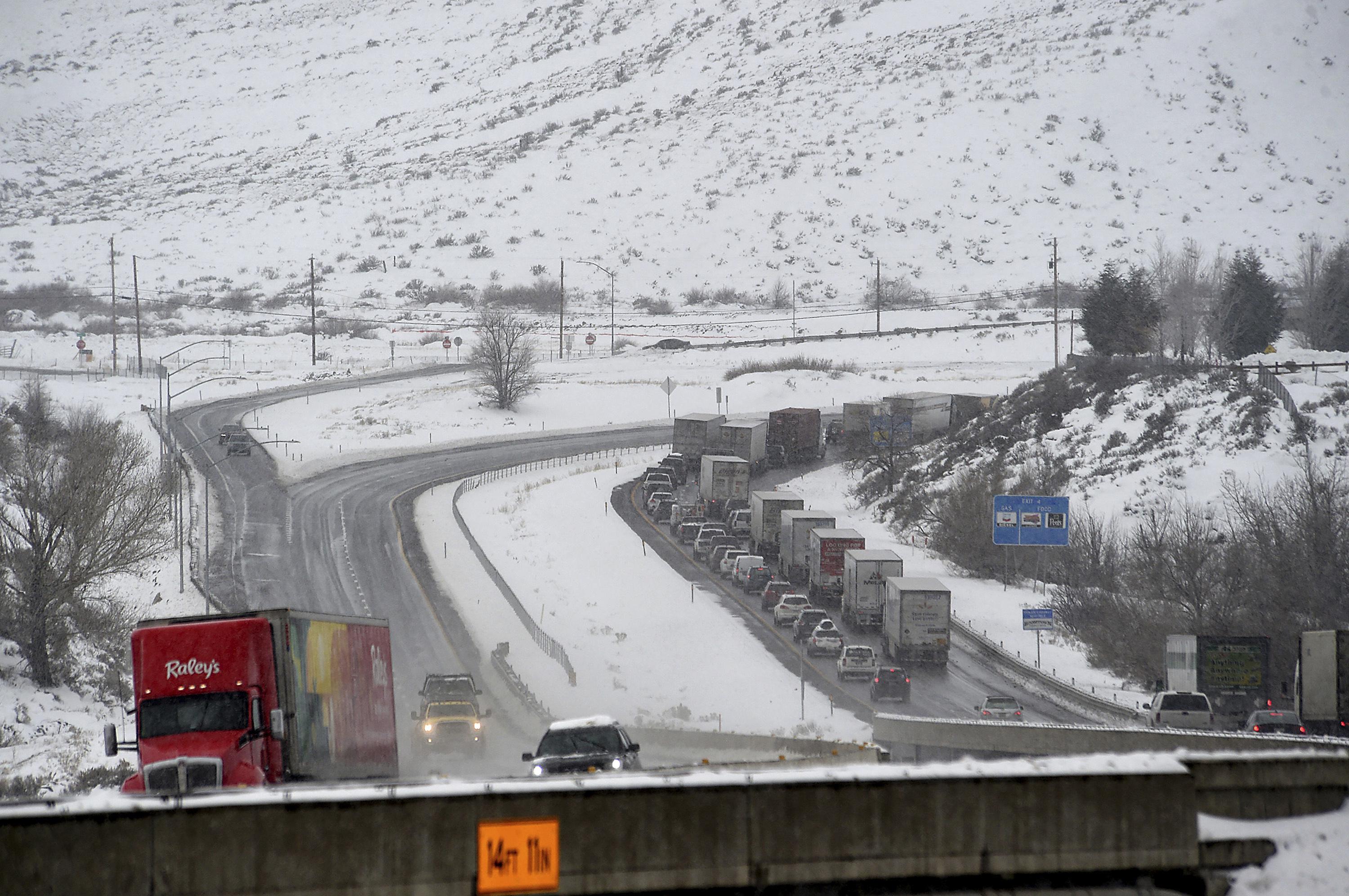 More snow closes major freeway in Washington state | AP News