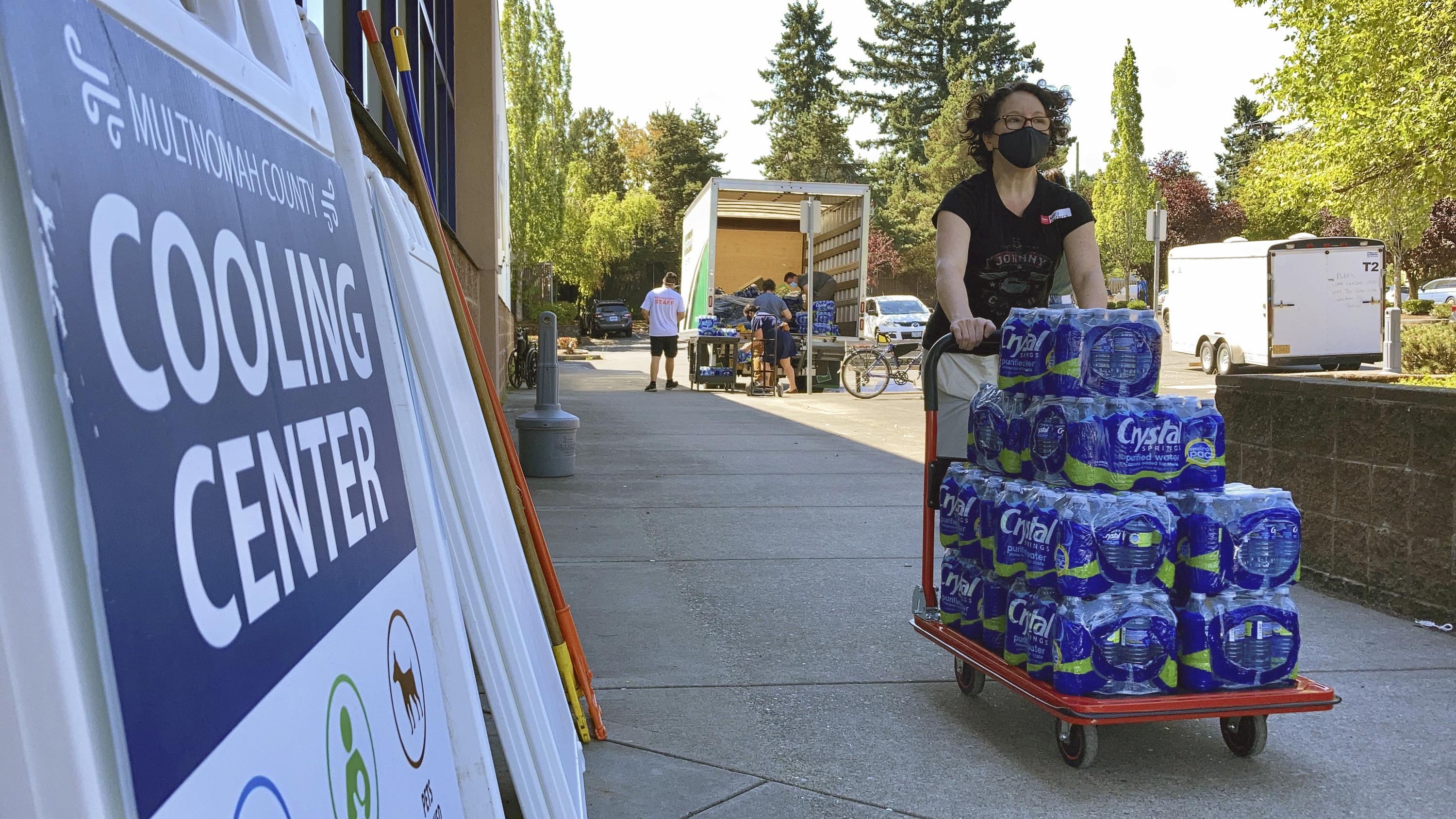 Heat wave hits Northwest, sending people to cooling centers | AP News