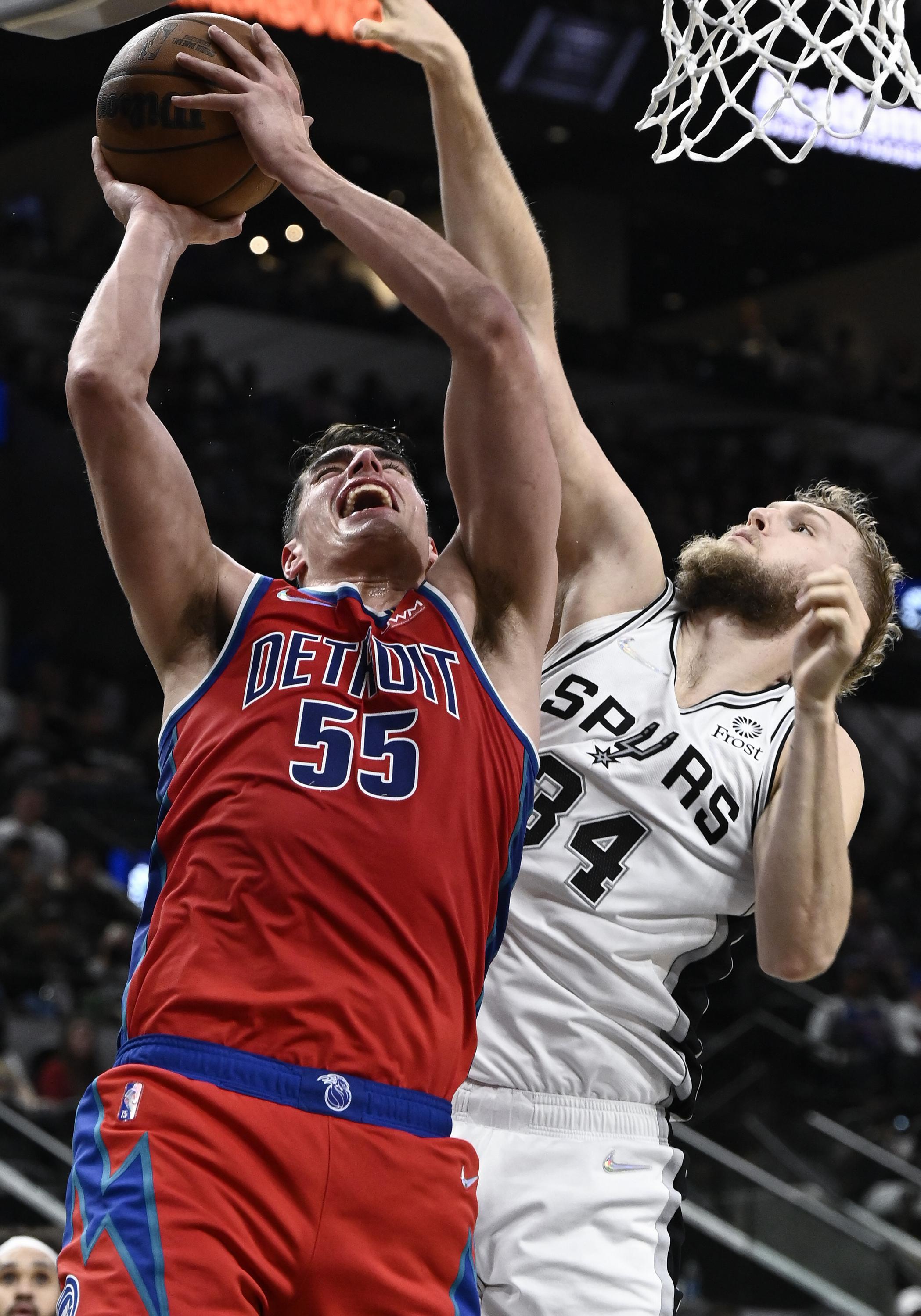 Spurs fijan marca en la temporada en triunfo 144-109 | AP News