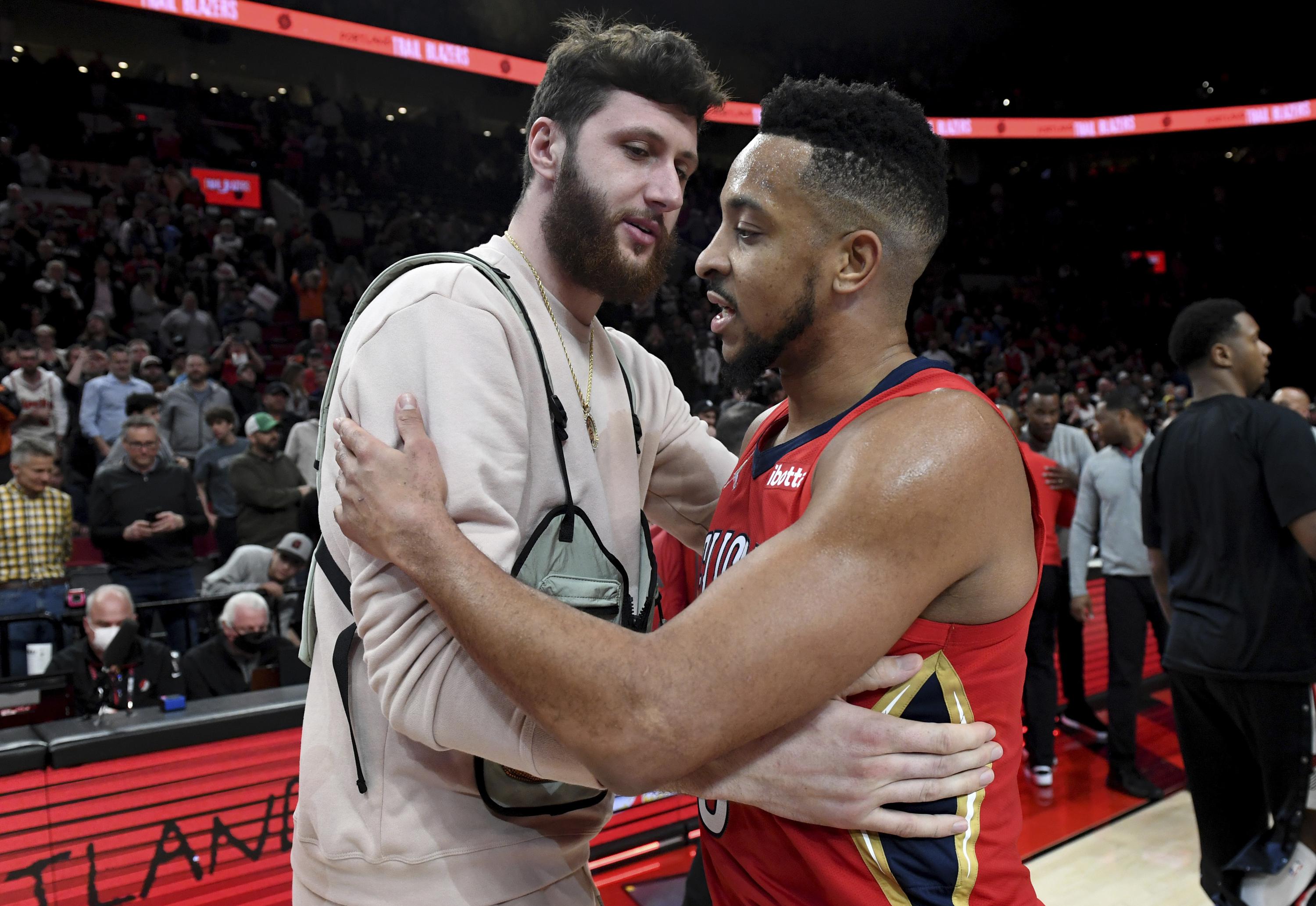McCollum vuelve a Portland y ayuda en triunfo de Pelicans | AP News