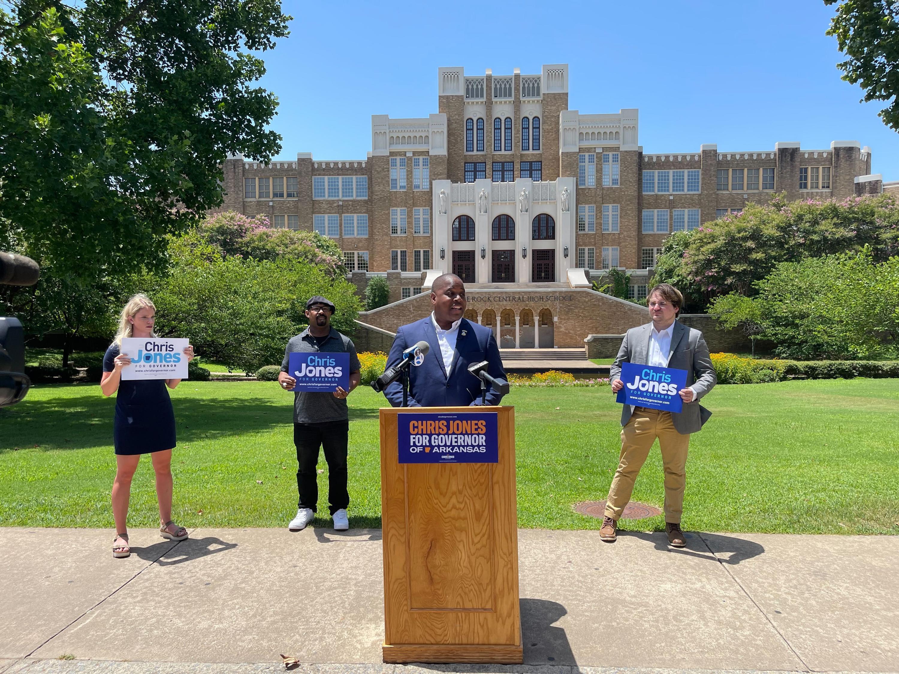 Democratic hopeful backs pay raises for Arkansas teachers | AP News