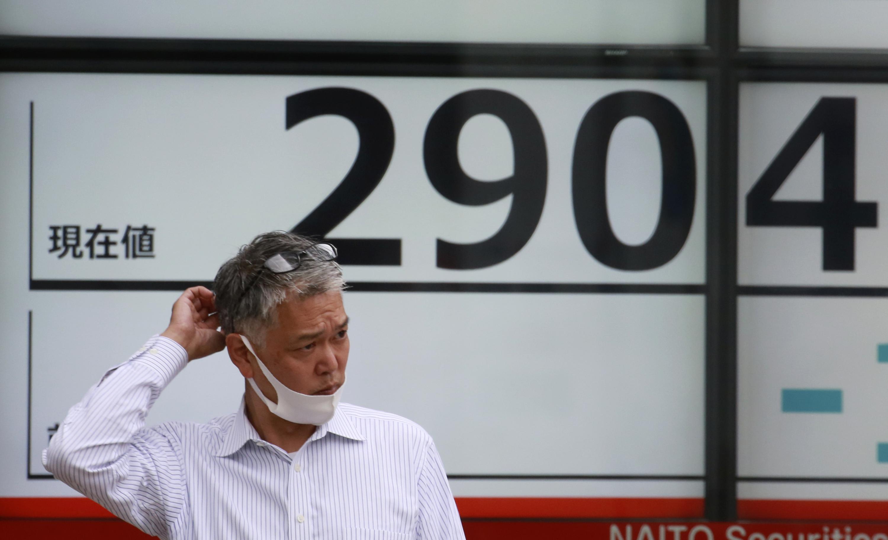 Wall Street con leve baja al mediodía tras semana en alza | AP News