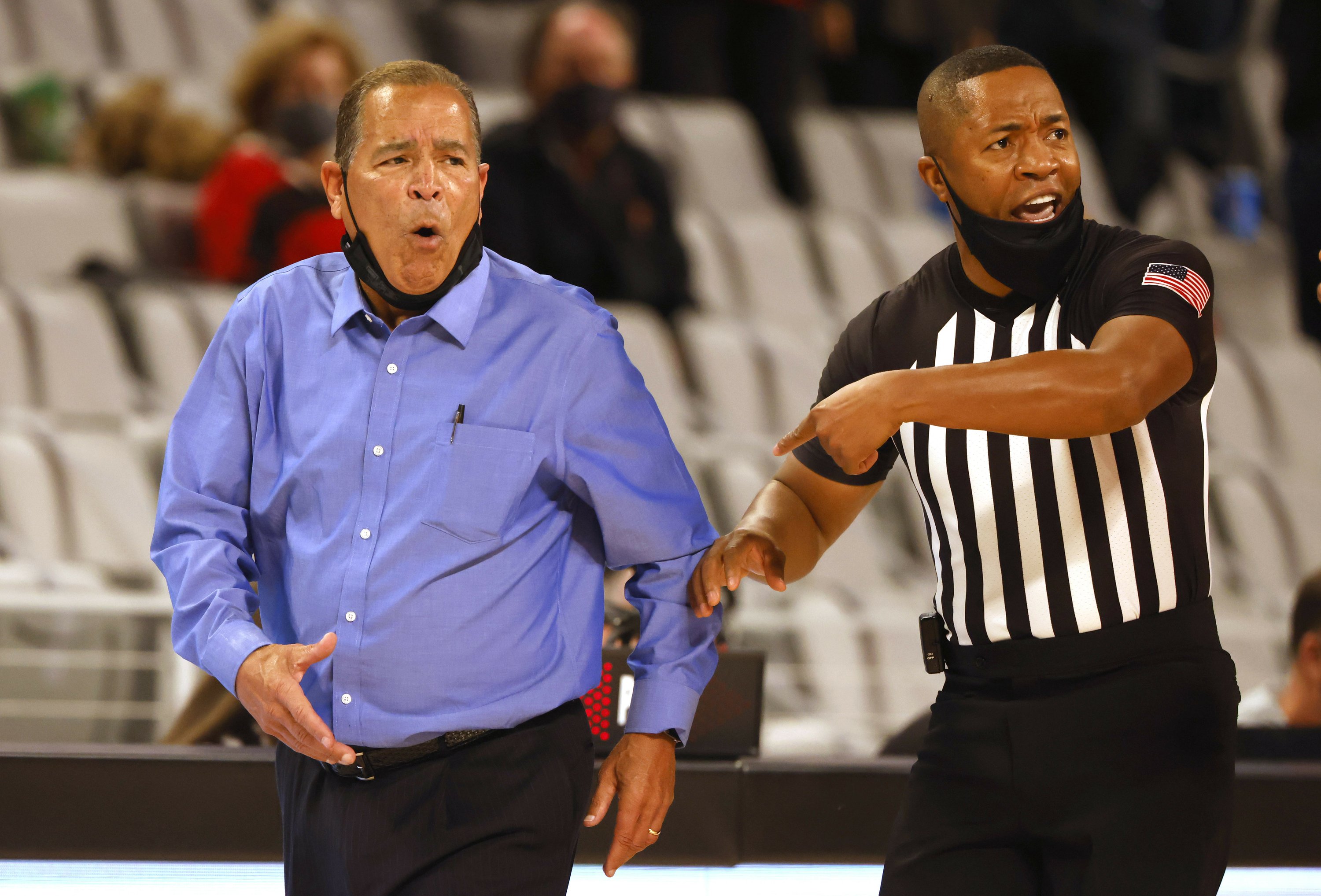 Virus sidelines No. 10 Houston coach Sampson, assistant son | AP News