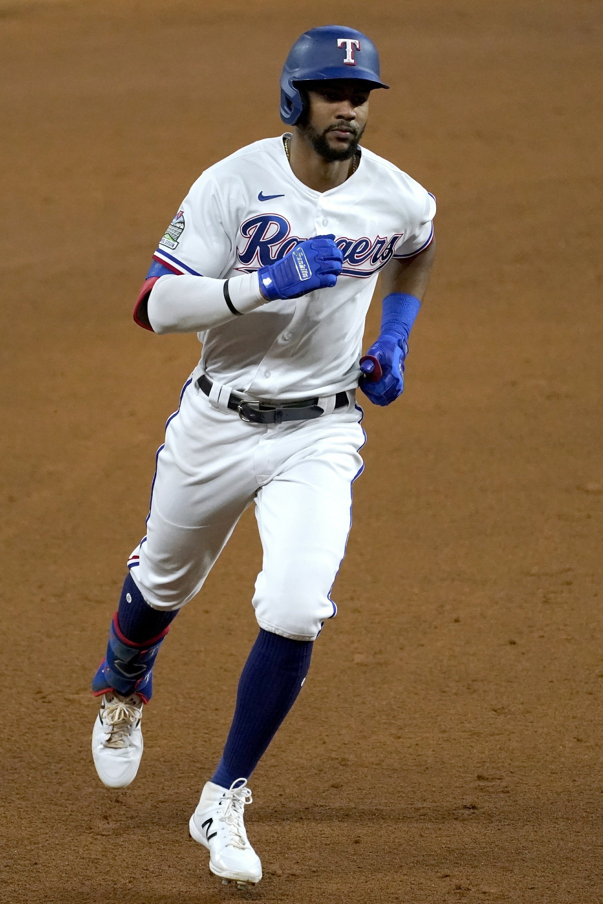 Rangers anotan en la 7ma y doblegan a Astros | AP News