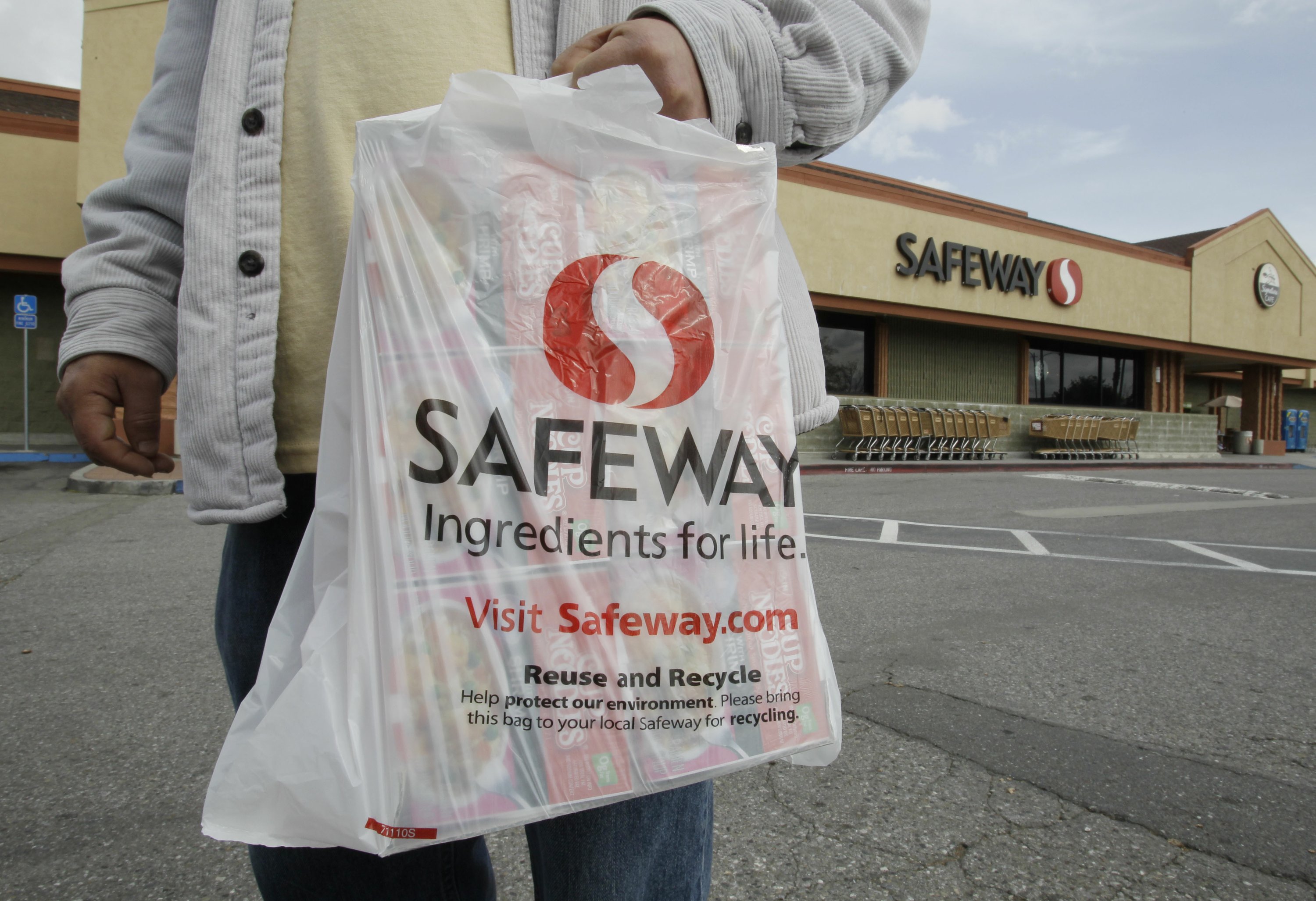 Safeway reports 1st-quarter loss | AP News