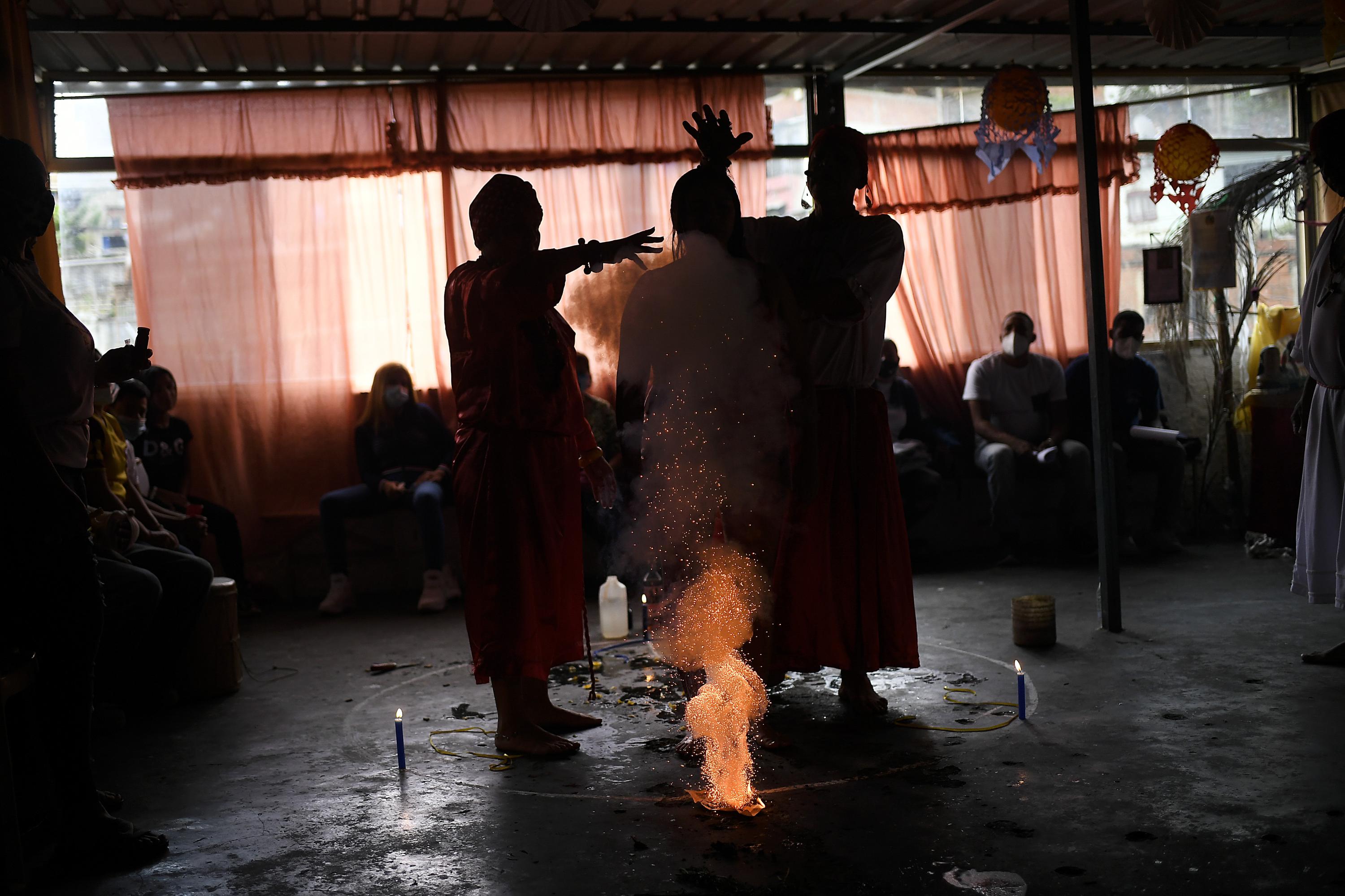 Sanación ritual de espiritistas gana lugar en Venezuela | AP News