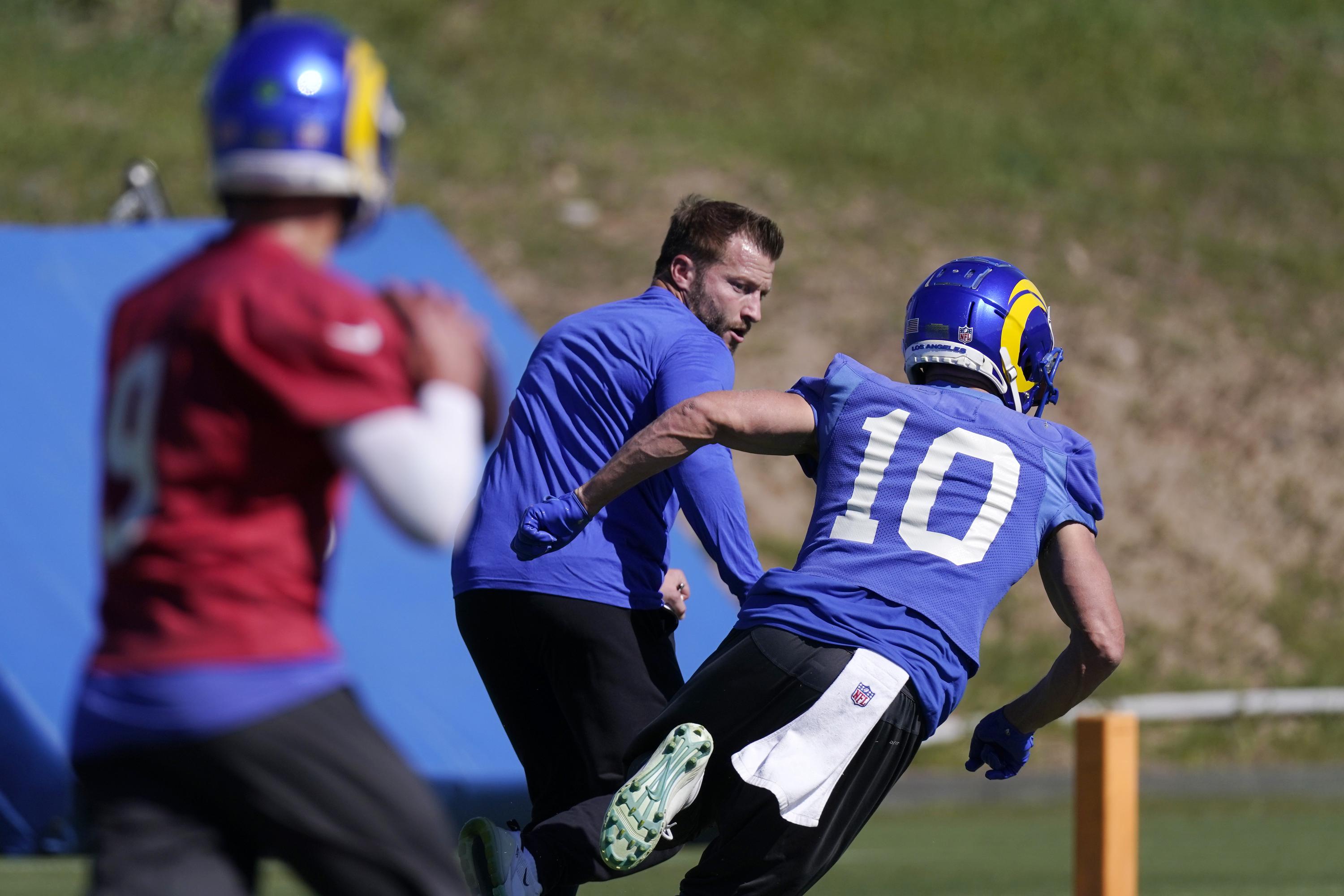 Rams colocan a Noteboom y Higbee en lista de lesionados | AP News