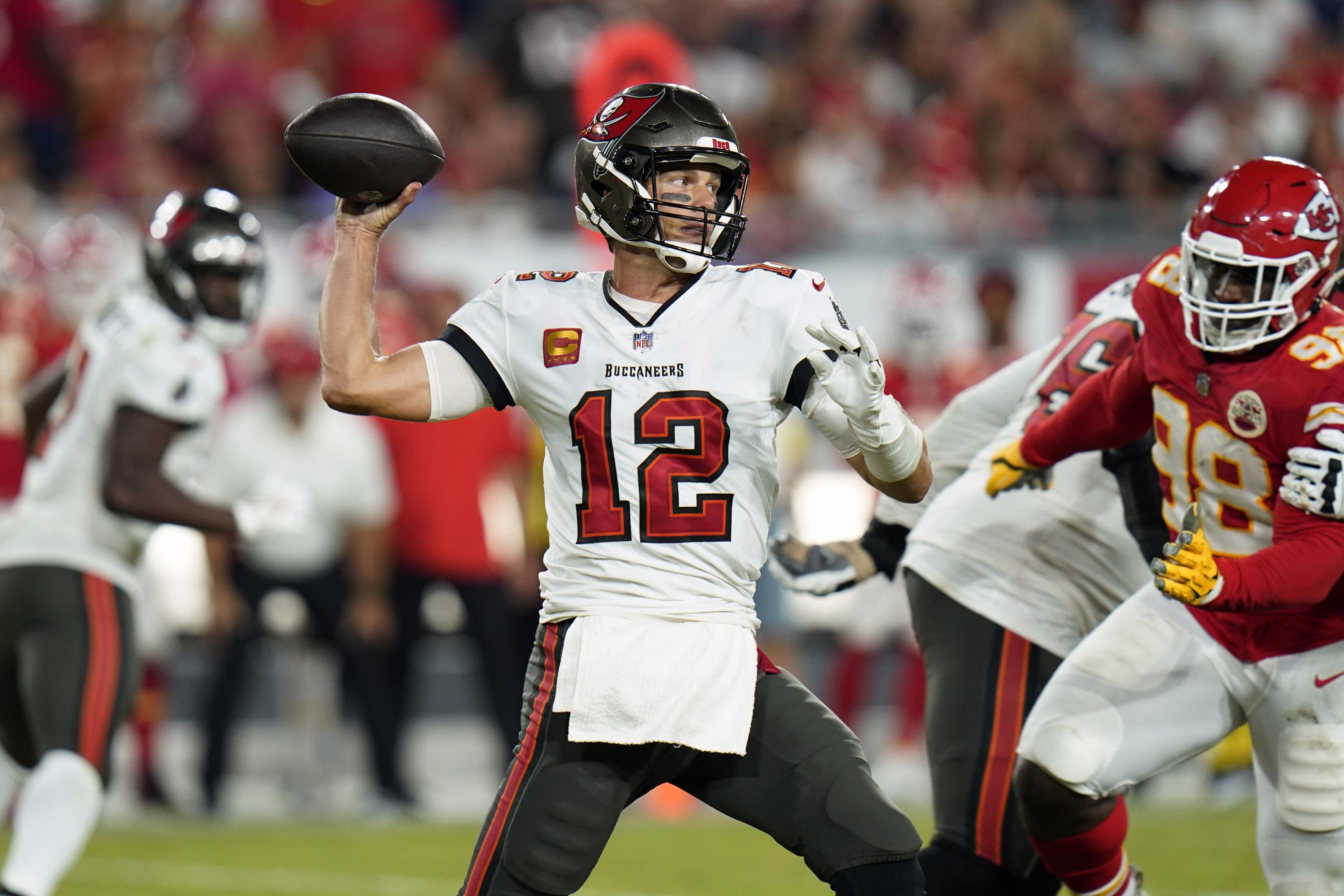 Tom Brady Gets Bucs Offense Going Defense Struggles Ap News