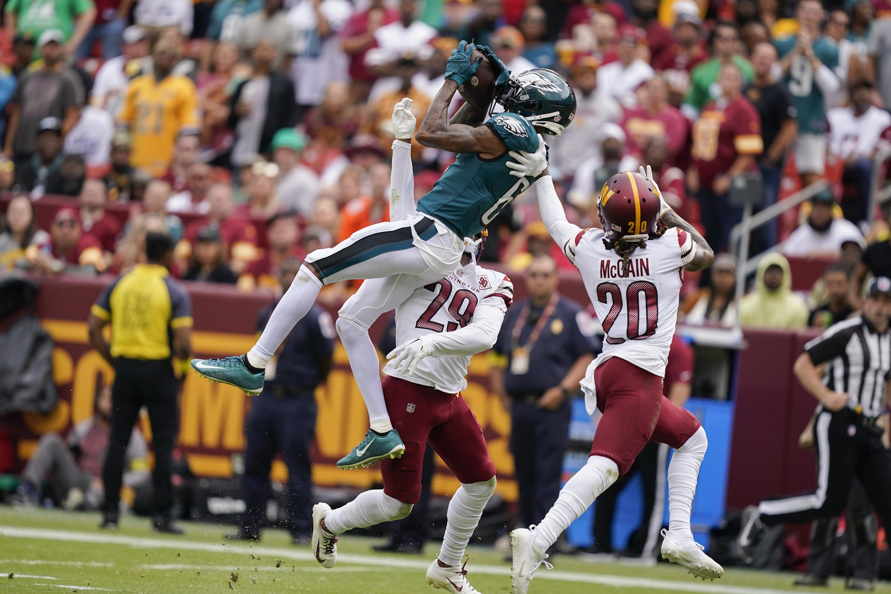 DeVonta for the victory: Smith stars as Eagles stay unbeaten | AP News