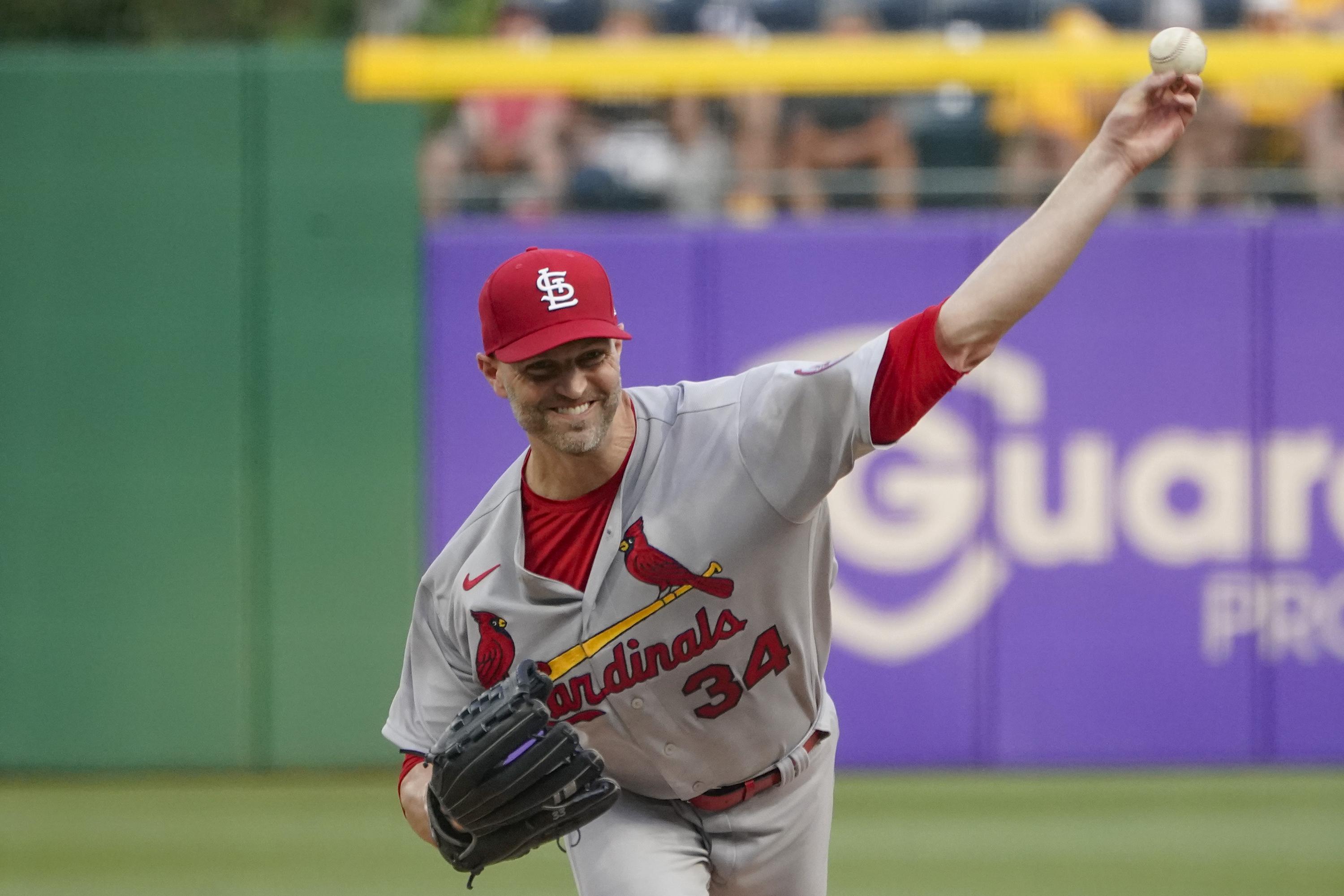 Happ y bullpen dan triunfo a Cardenales ante Piratas | AP News