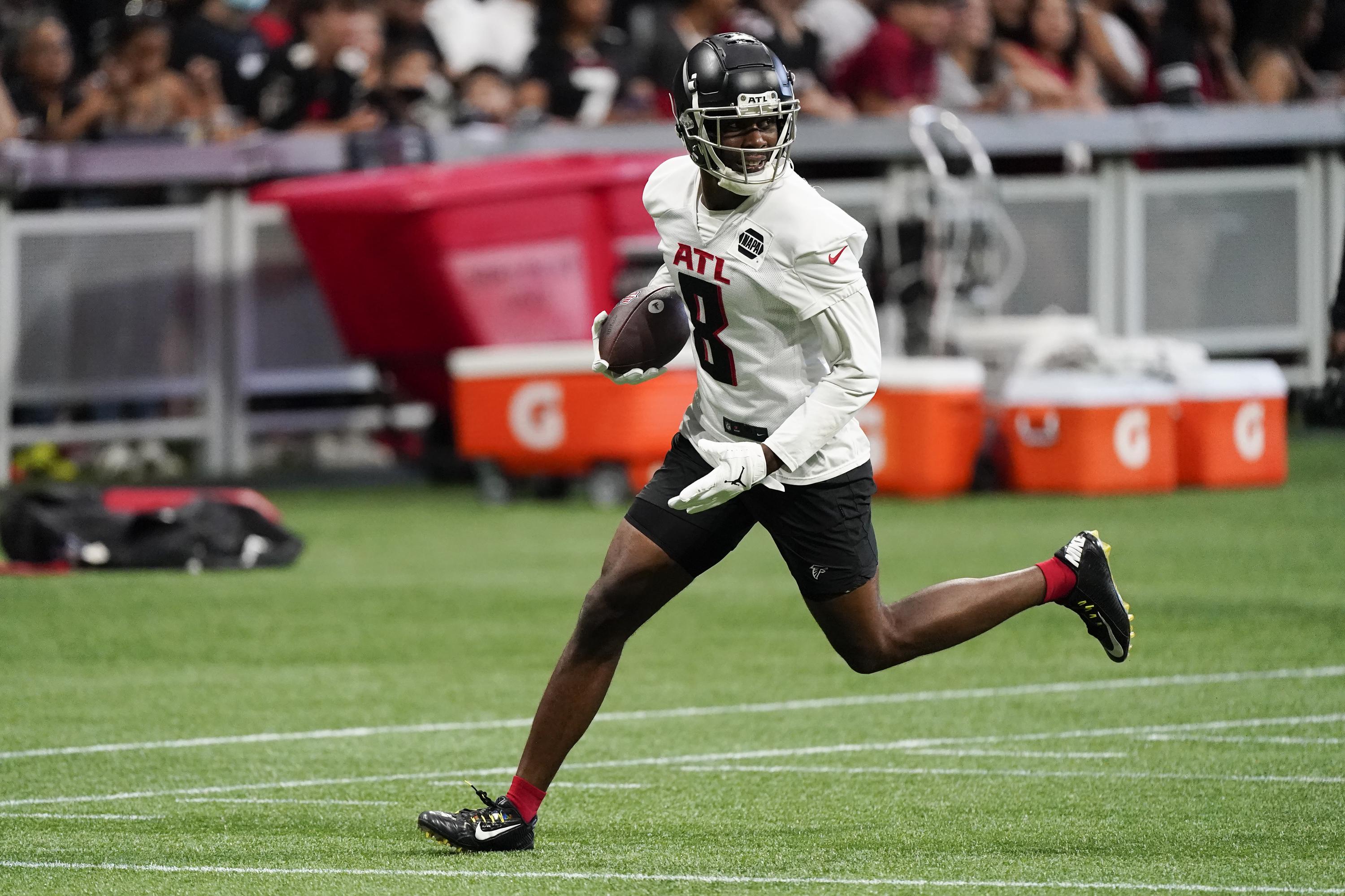 Falcons' Pitts says stadium's new FieldTurf is soft but good | AP News