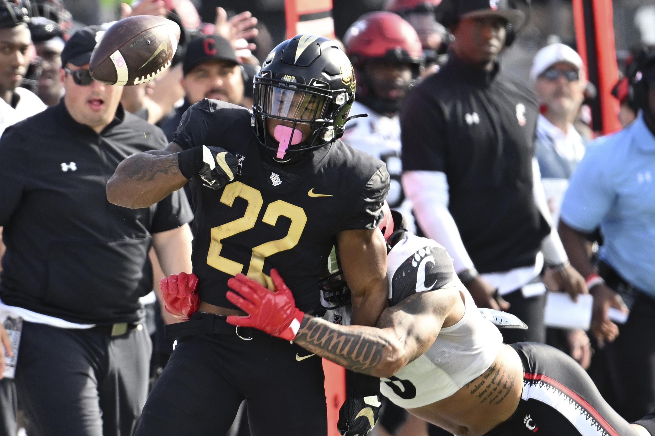 Harvey scores 2 TDs as UCF beats No. 20 Cincinnati 25-21 | AP News