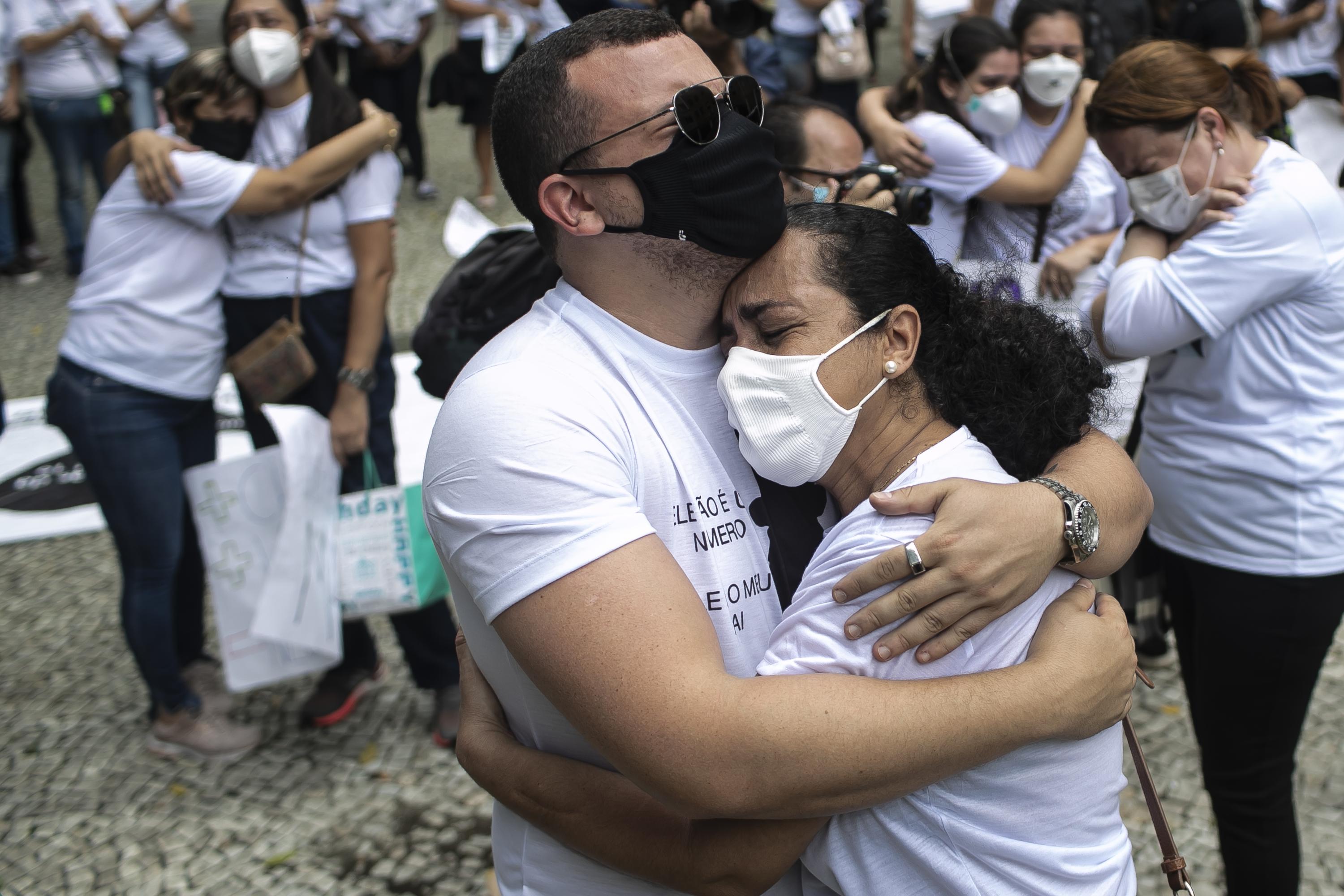 Brazil weekly COVID-19 death toll at lowest since April 2020 | AP News