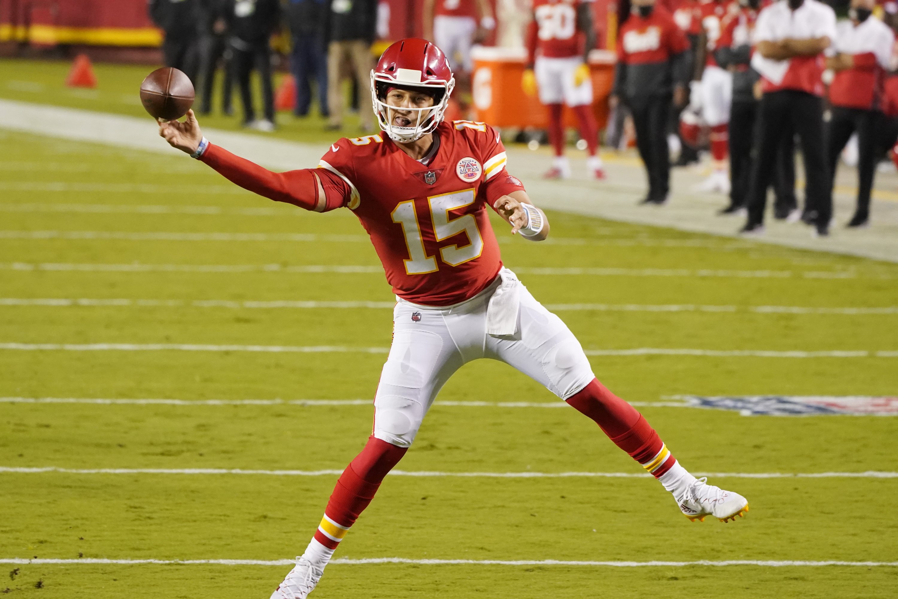 Chiefs inician defensa de su título con triunfo ante Texans | AP News
