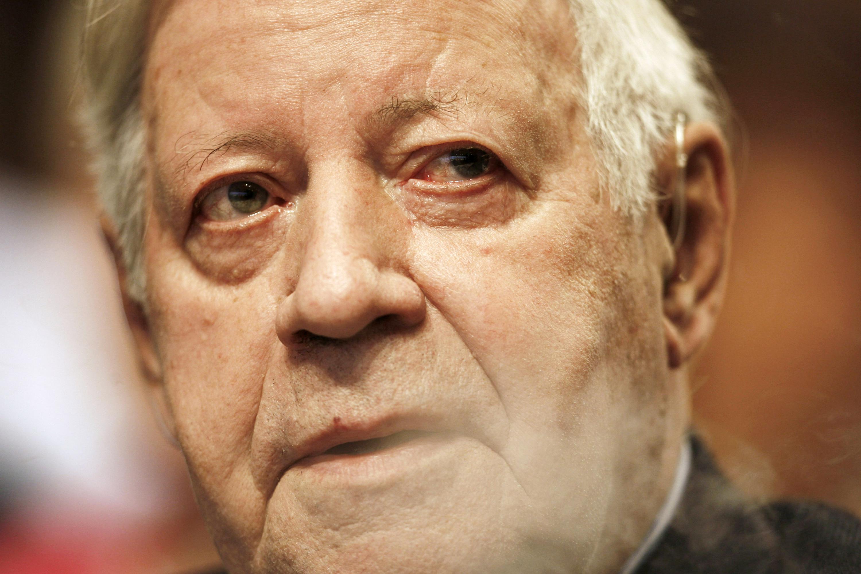 Helmut Schmidt dies at 96, ex-chancellor and elder statesman | AP News