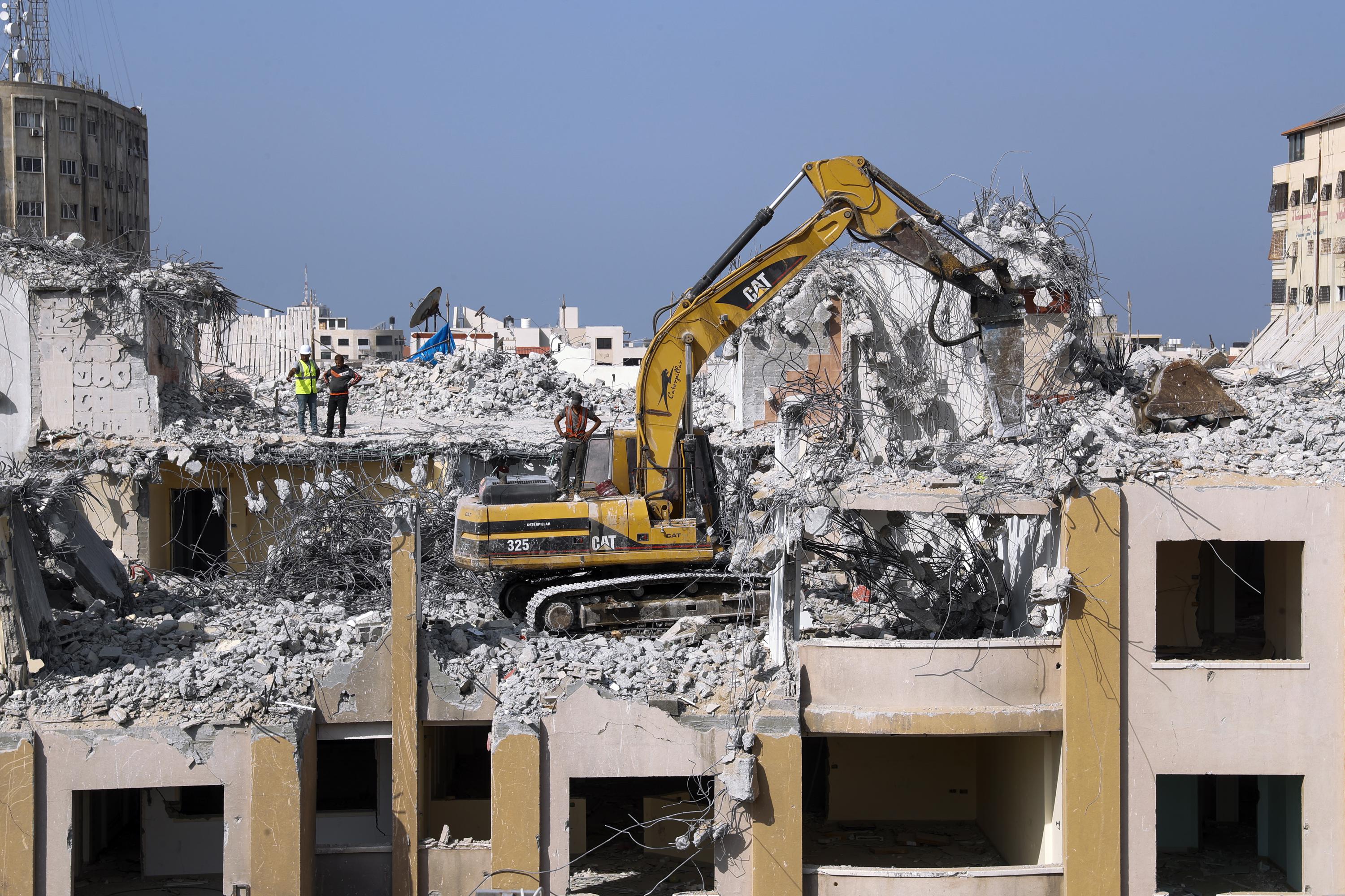 Rubble brings opportunity, and risk, in war-scarred Gaza | AP News