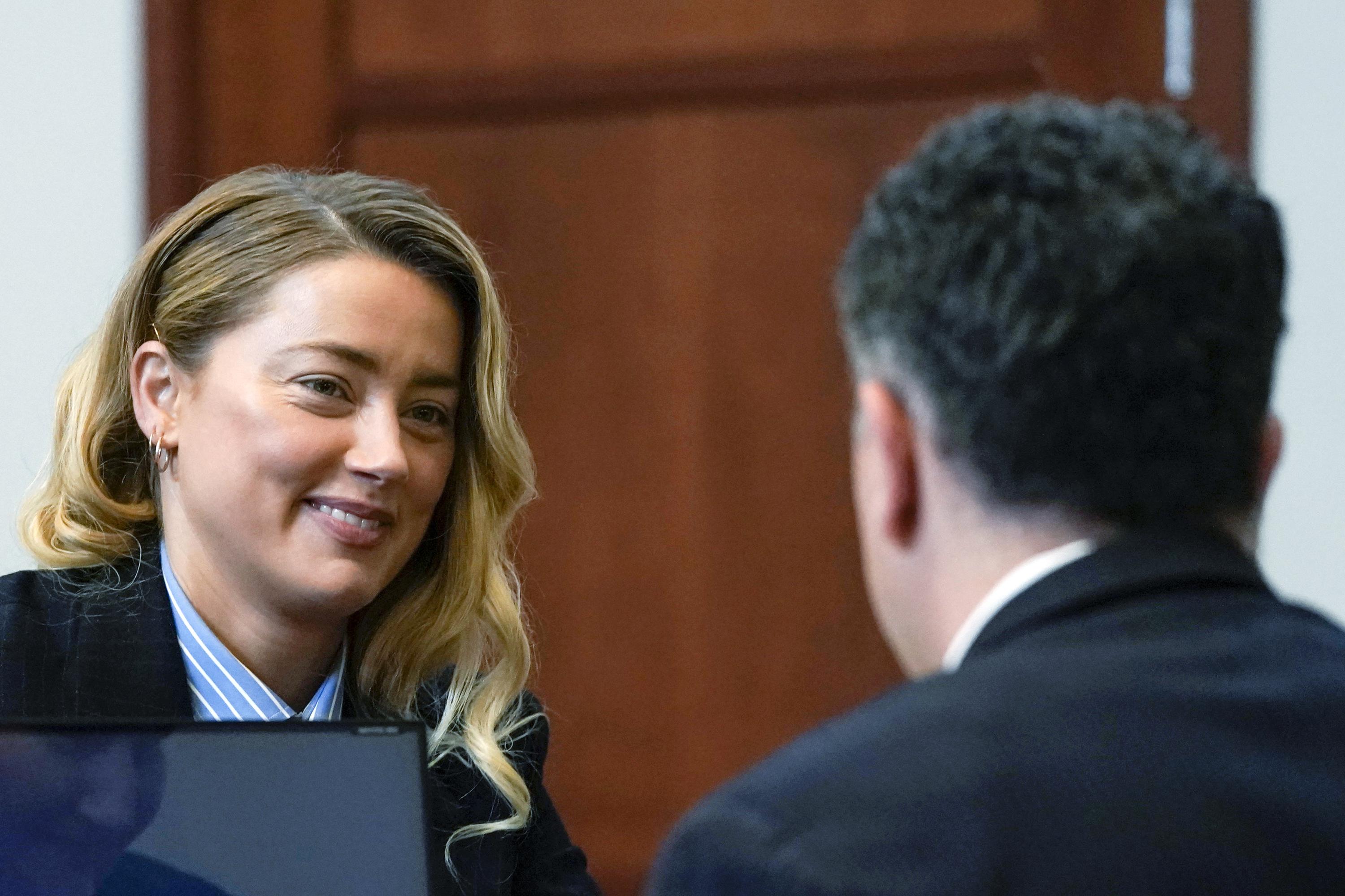 Heard testifica que es "horrible" revivir su matrimonio | AP News