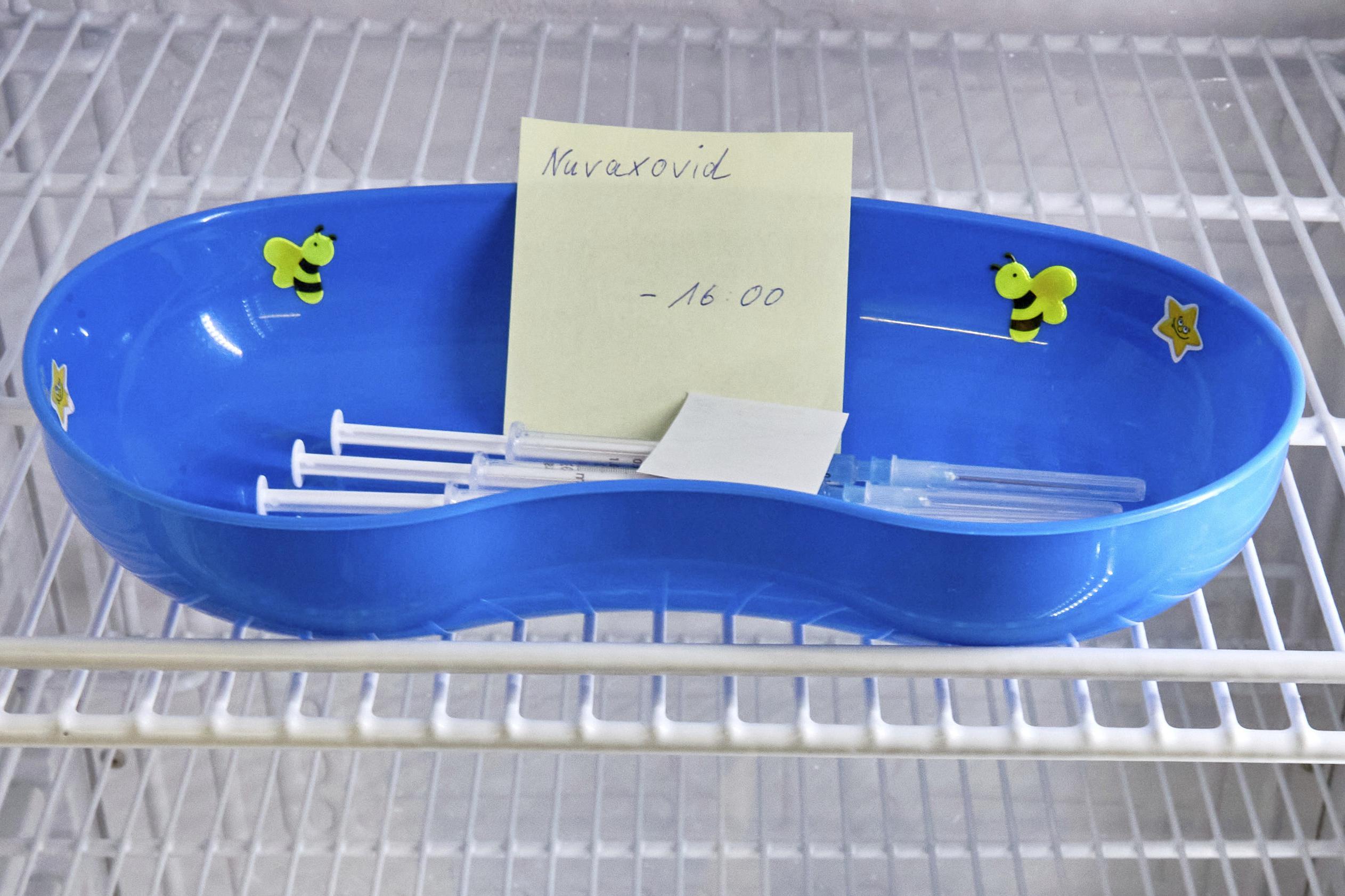 CDC avalan vacuna de Novavax contra COVID-19 | AP News