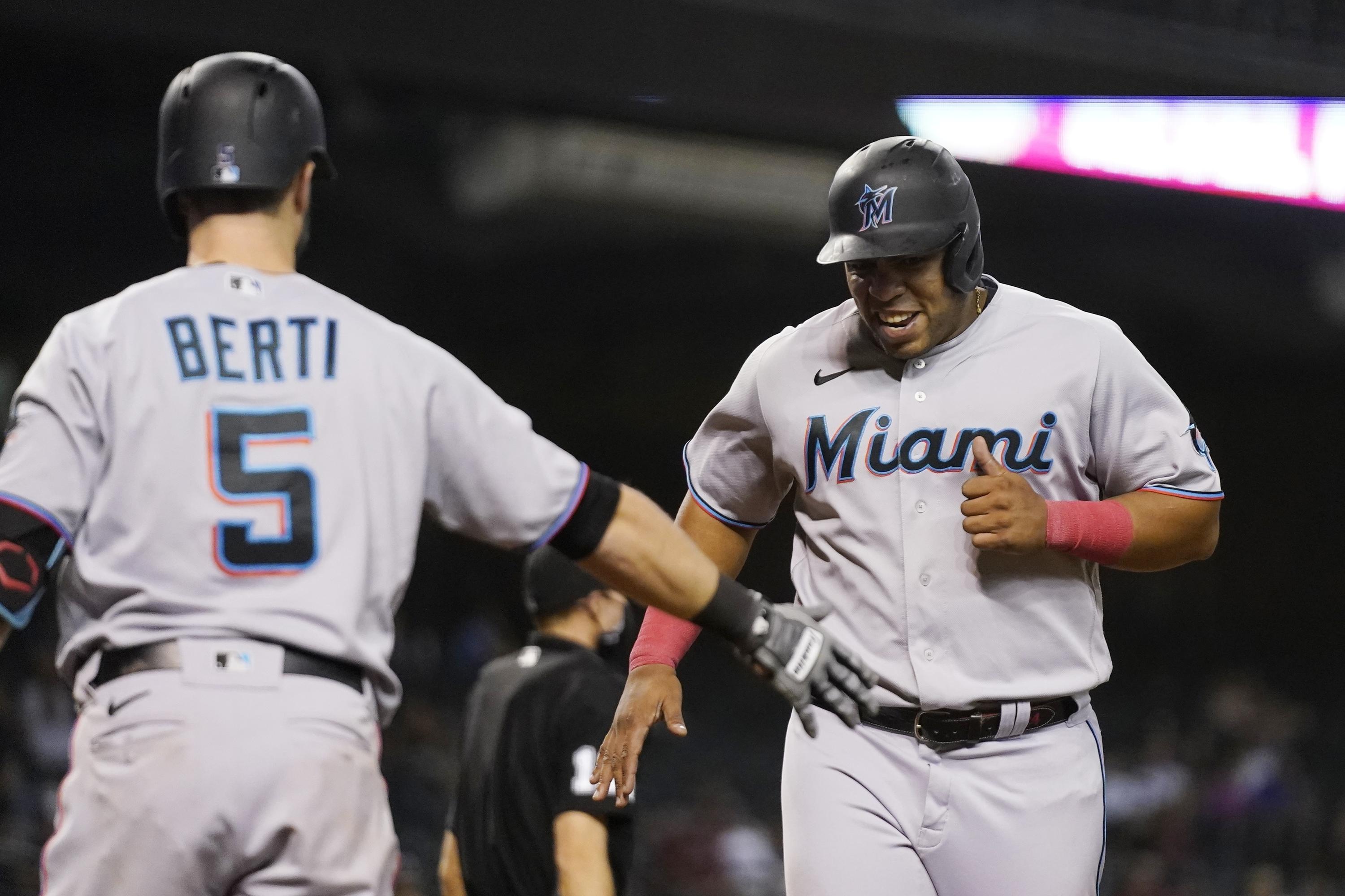 Rogers mantiene su dominio, Marlins ganan a Diamondbacks 5-1 | AP News