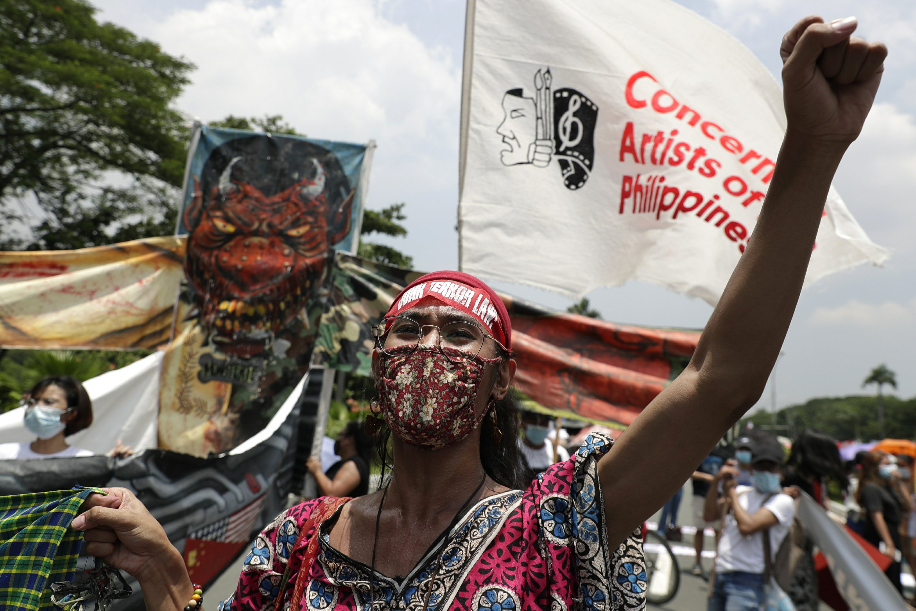 Duterte threatens criminals, seeks death penalty for drugs | AP News