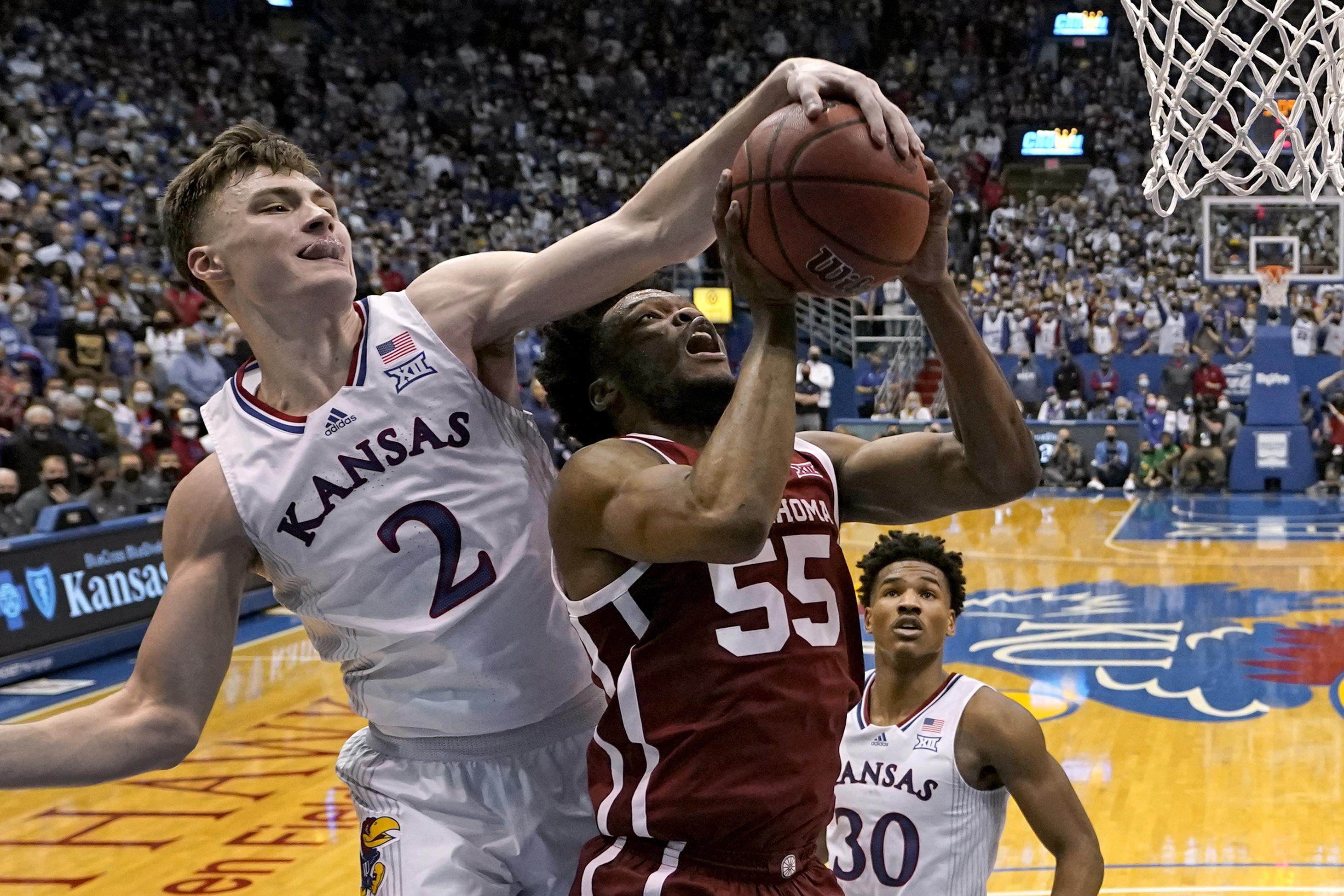 Wilson scores 22, No. 8 Kansas beats Oklahoma 71-69 | AP News