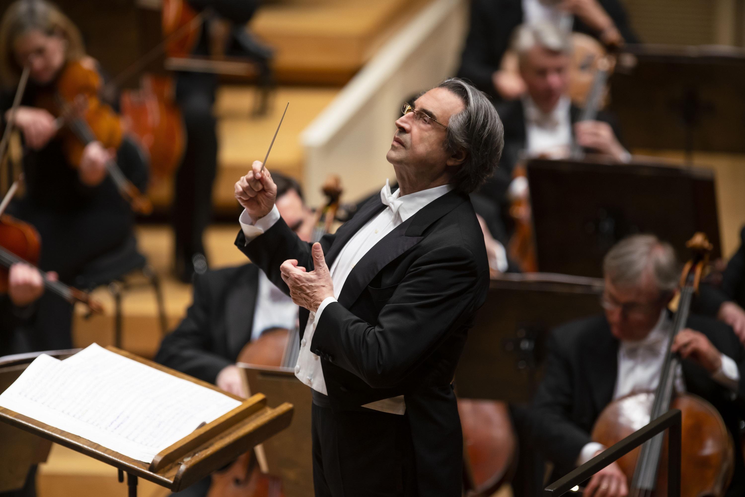 Muti extends to 2022-23 as Chicago Symphony music director | AP News
