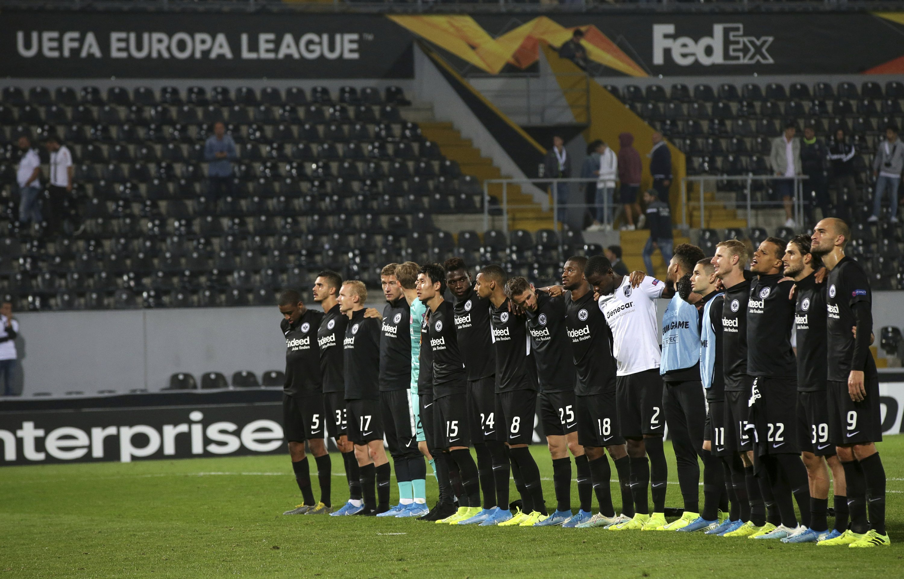 UEFA castiga al Ajax y al Eintracht por mal comportamiento | AP News