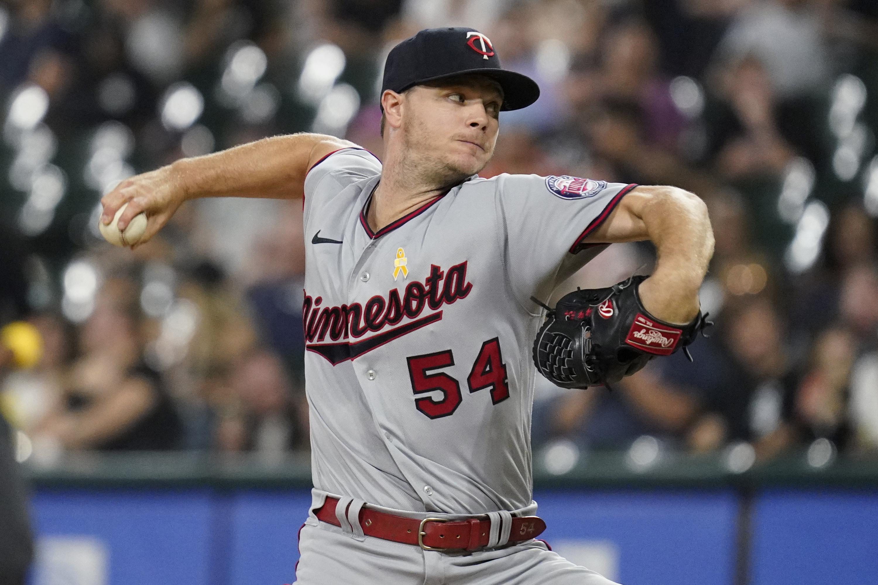 Twins' Gray exits start against ChiSox with tight hamstring | AP News