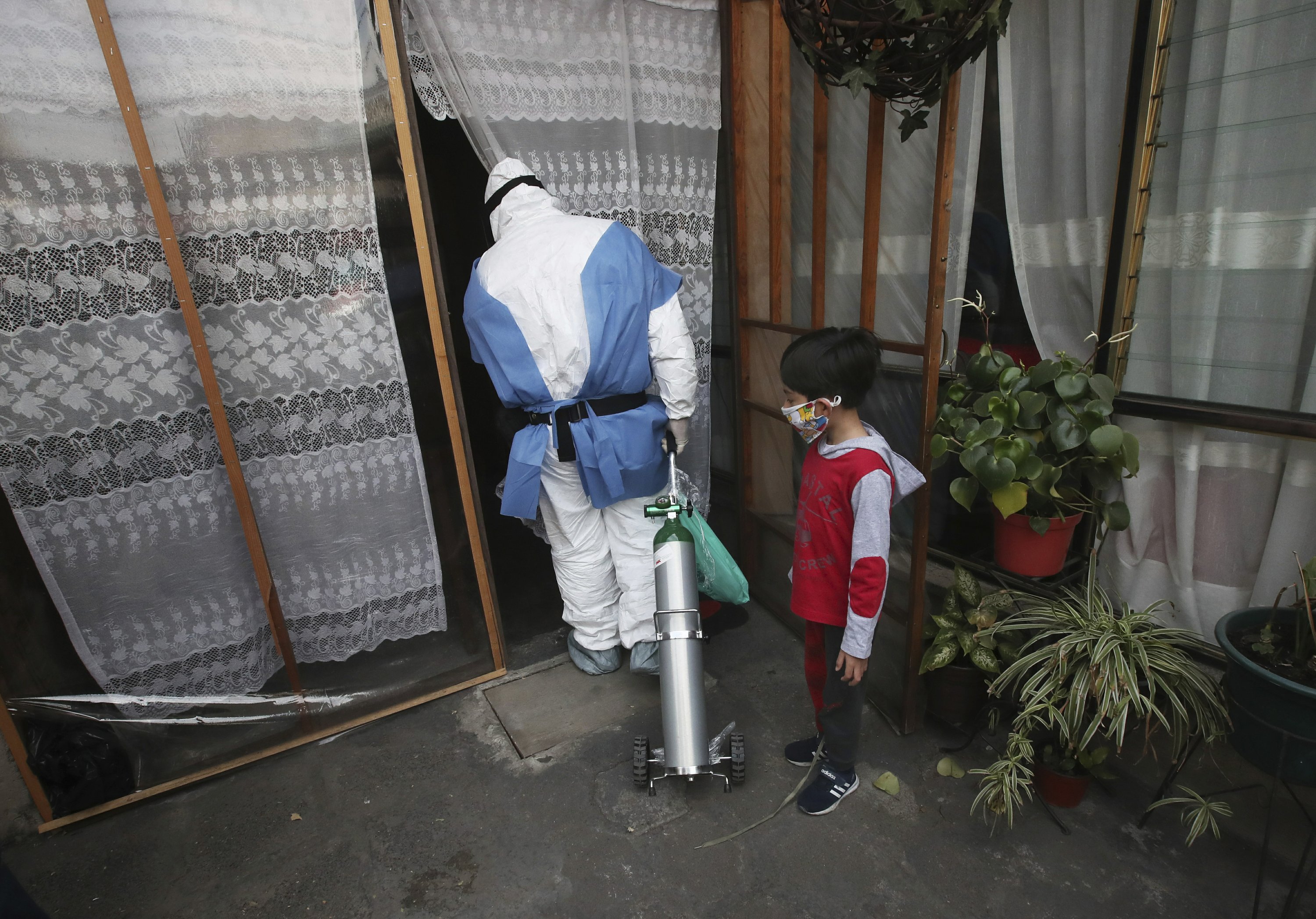 Mexico posts new daily highs for pandemic cases and deaths | AP News