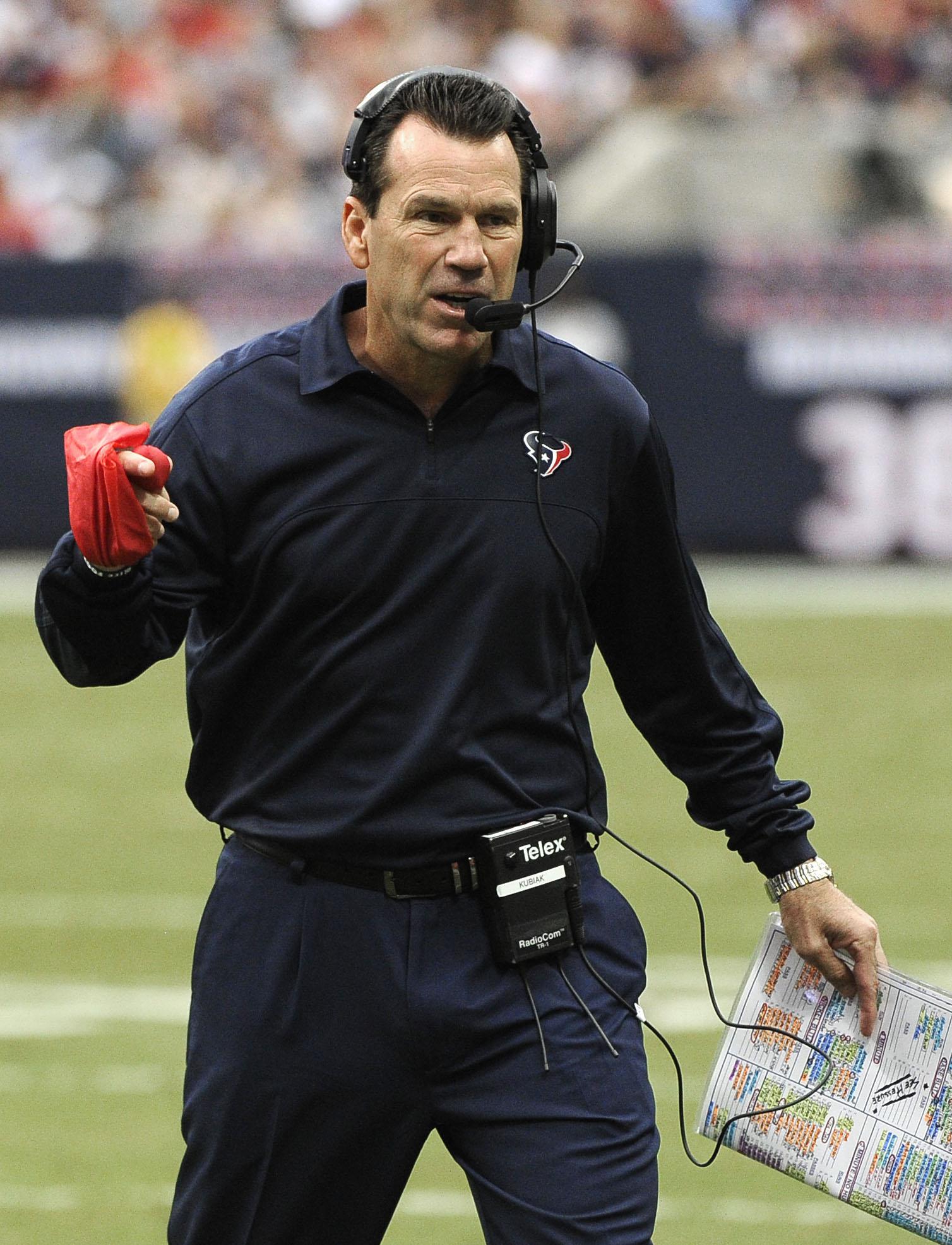Gary Kubiak firma contrato por 4 años para dirigir a Broncos | AP News