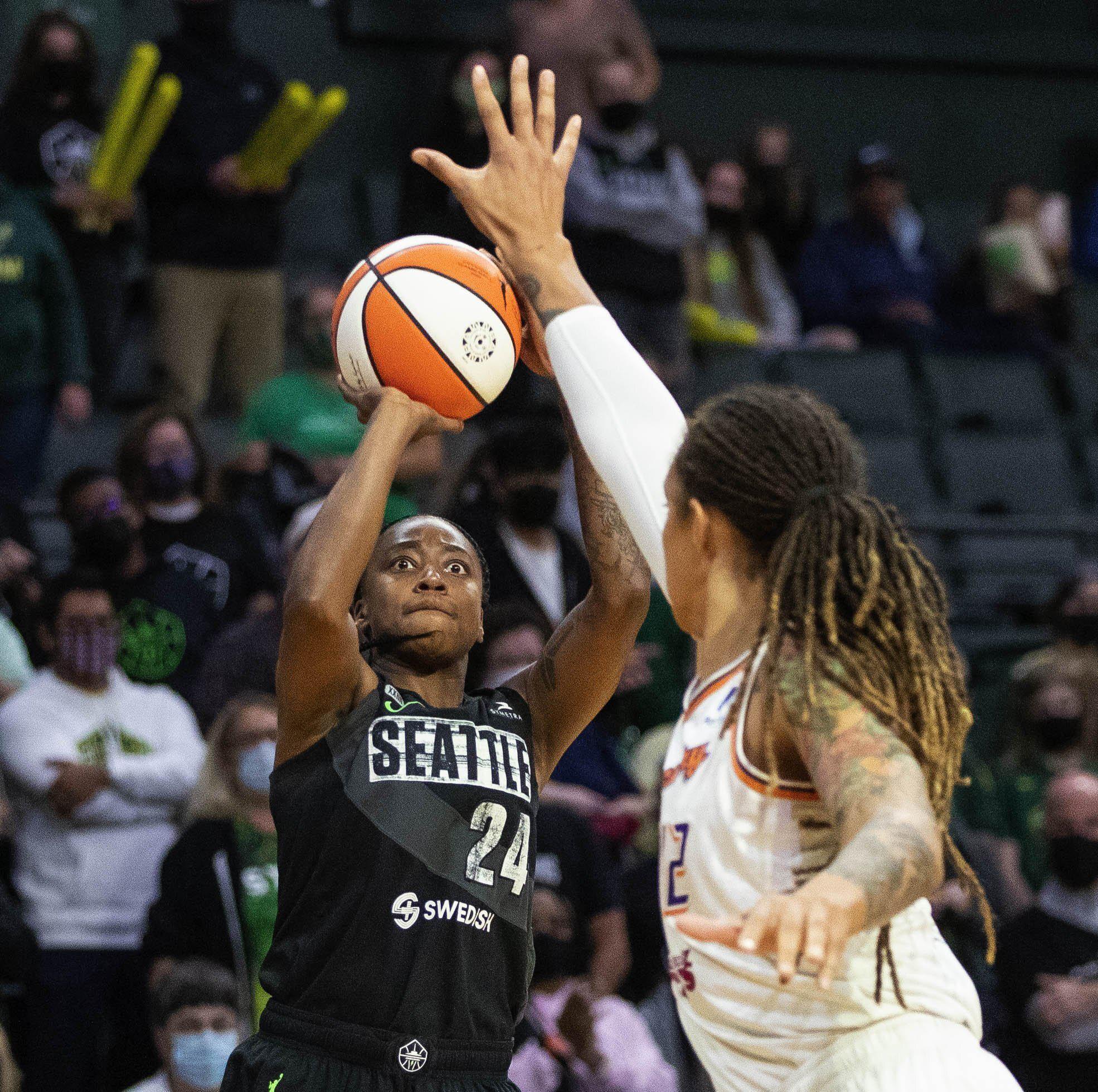 Loyd ties record, scores 37; Storm top Mercury to get bye | AP News