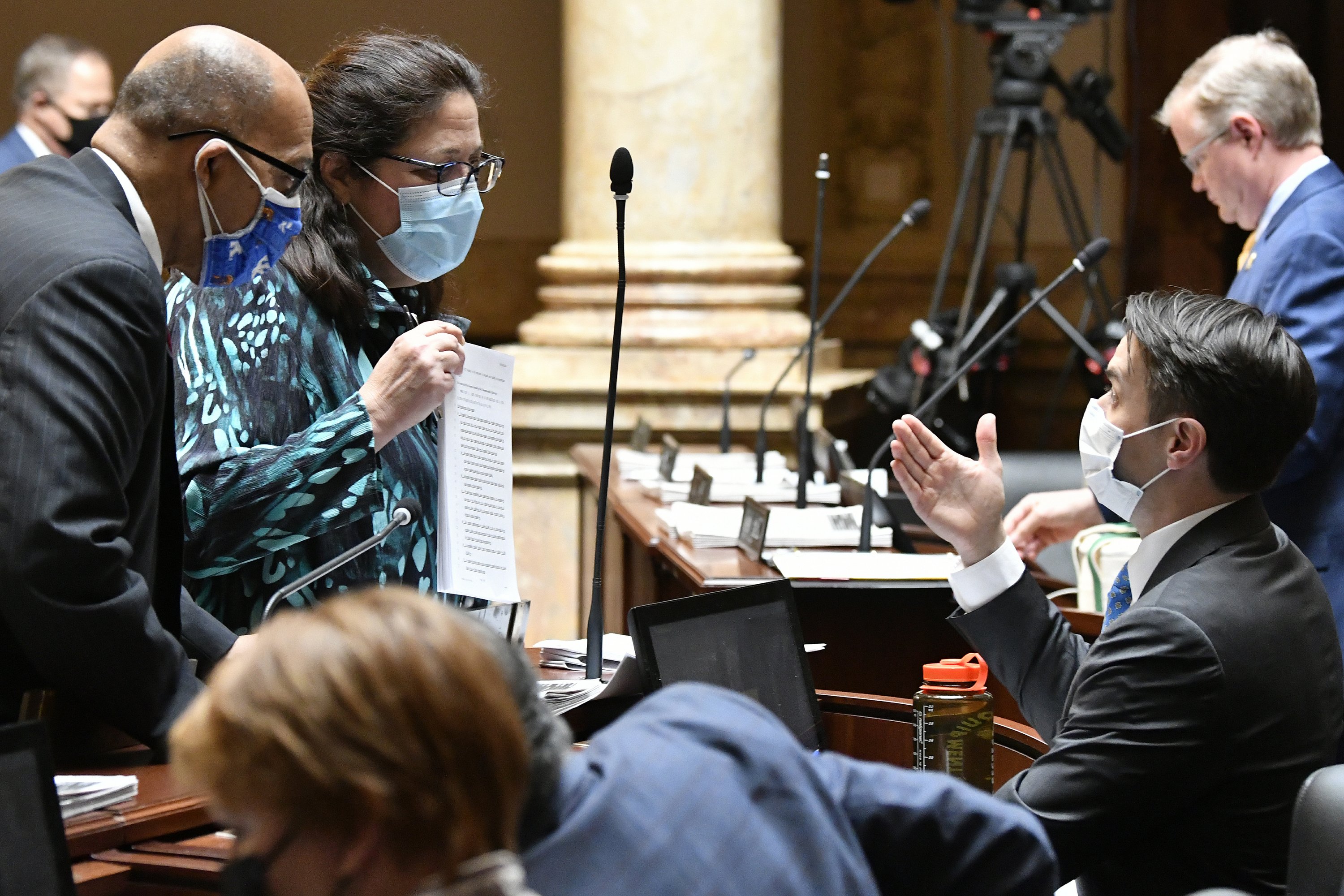 Kentucky lawmakers shield businesses in closing frenzy | AP News