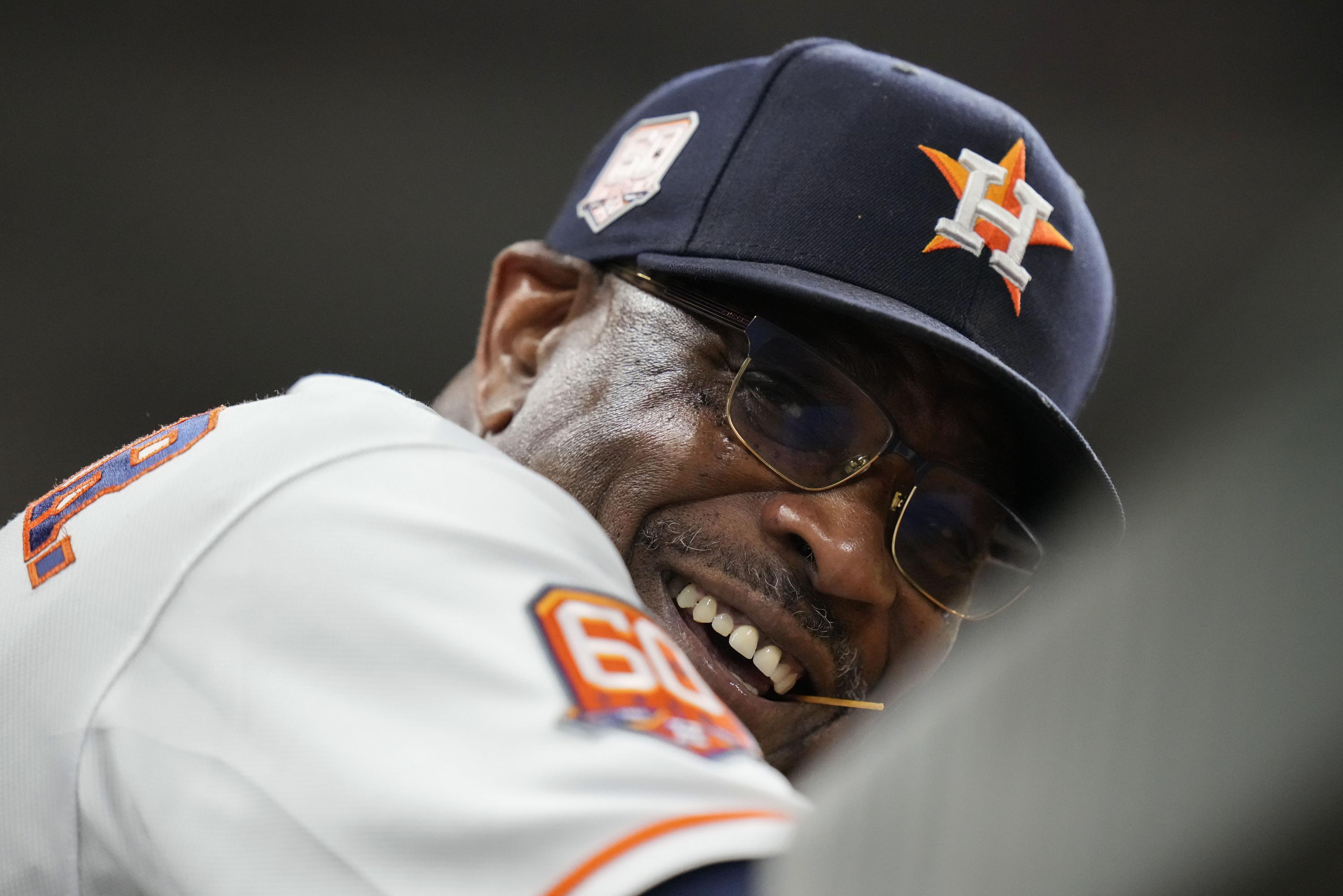 Baker, manager de Astros, da positivo de COVID-19 | AP News