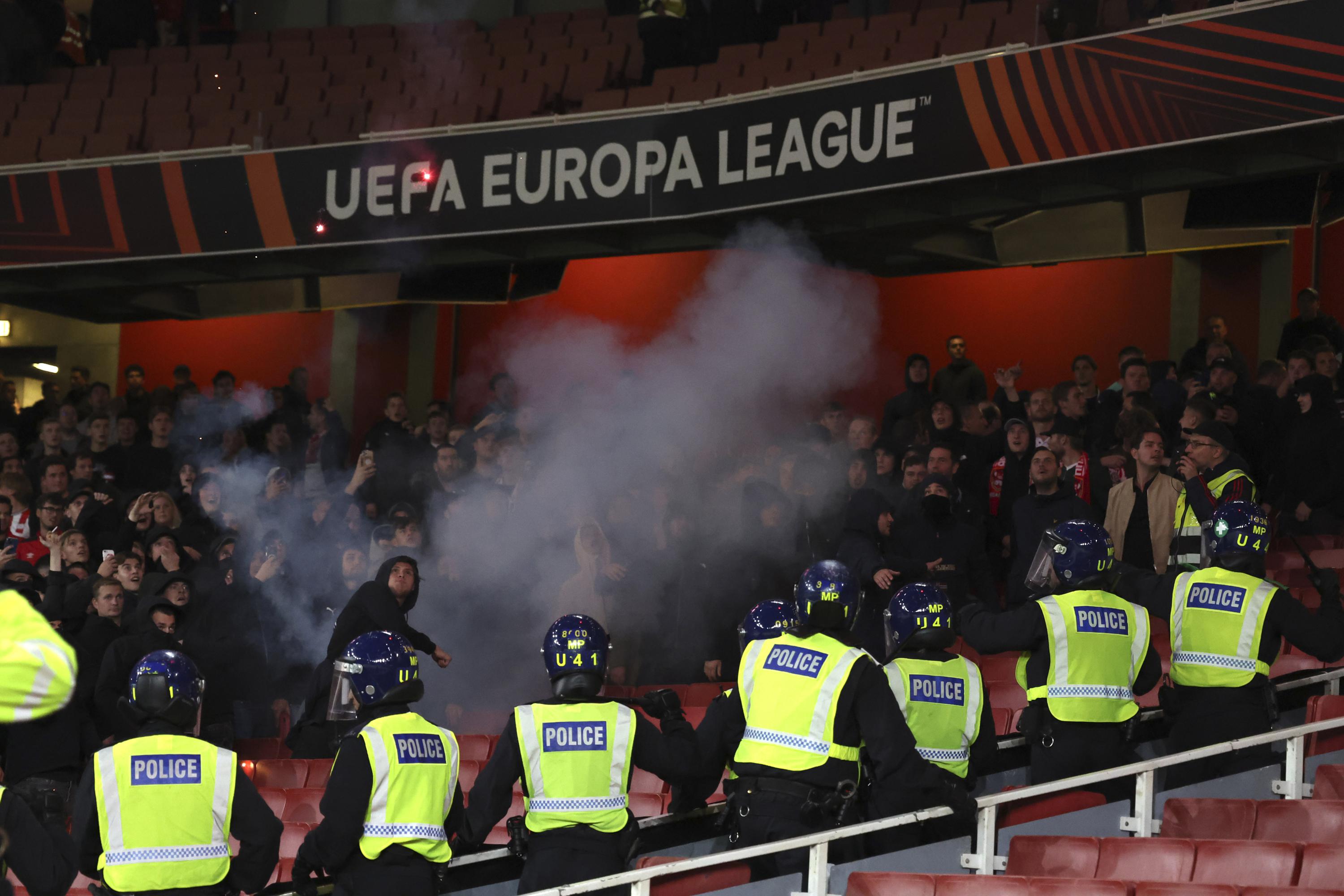 UEFA sanciona a PSV por conducta de aficionados ante Arsenal | AP News